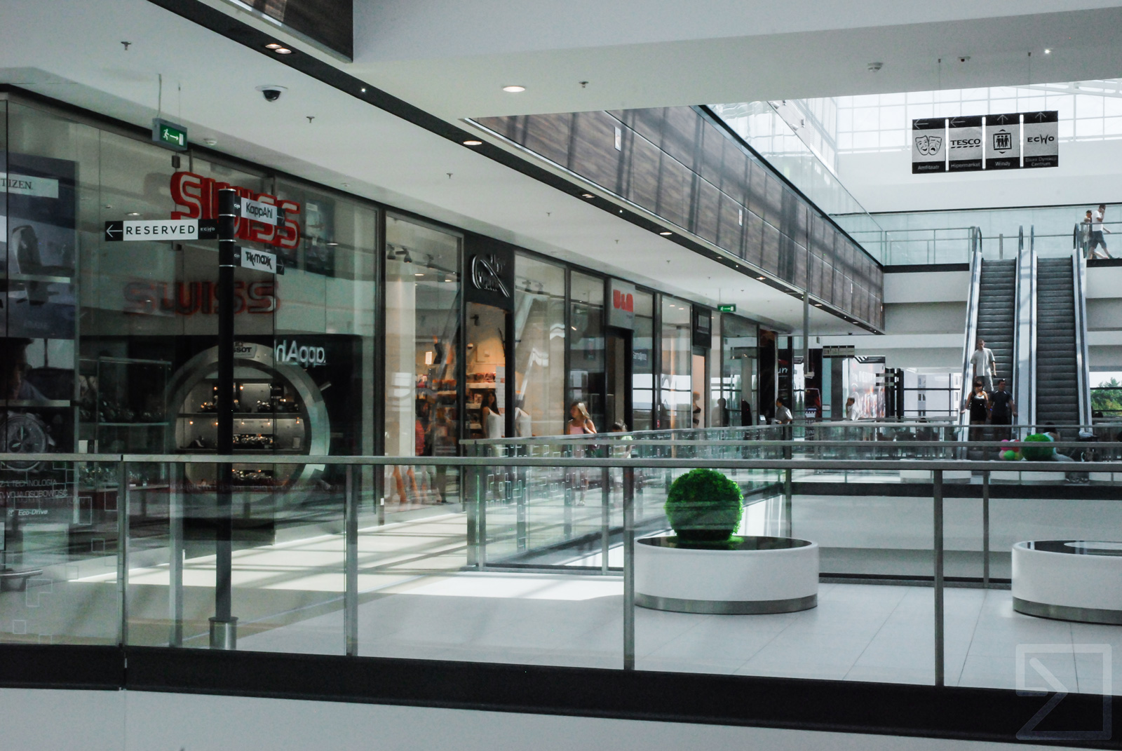 Visual Information Systems in a shopping centre by KONTEKST Retail ...