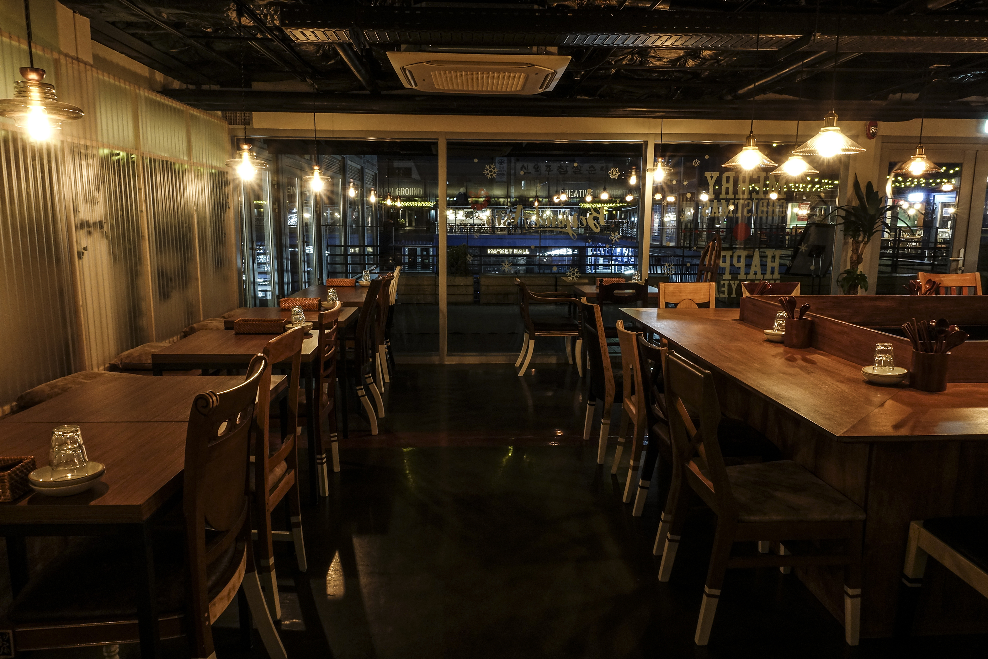 Late night restaurant interior design in Seoul by Lineworks Workshop ...