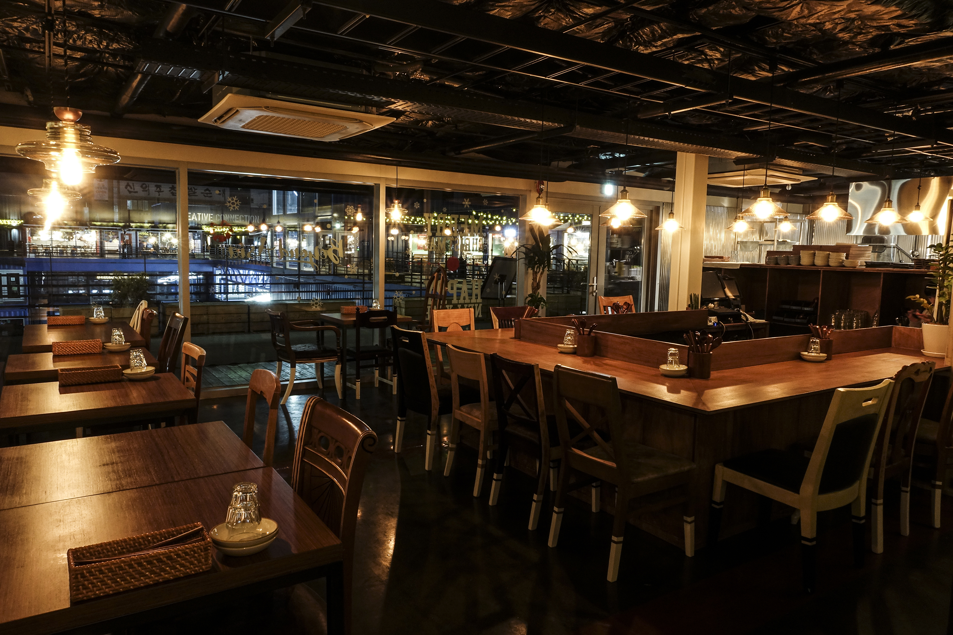 Late night restaurant interior design in Seoul by Lineworks Workshop ...