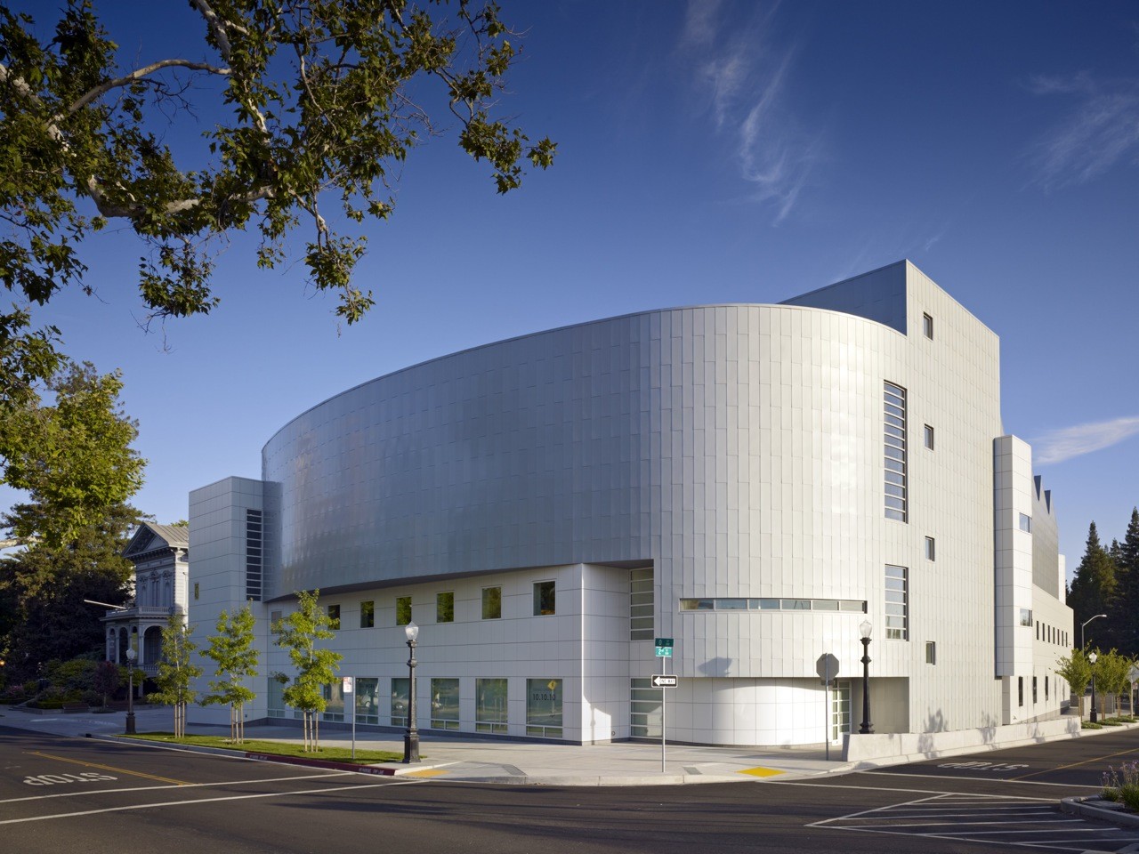 Crocker Art Museum by Gwathmey Siegel & Associates Architects - Architizer