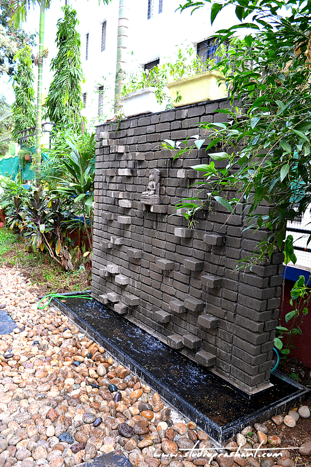 Bungalow of a wall by studioprashant - Architizer