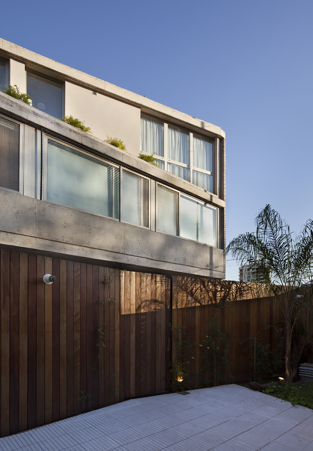 VP - 7 Urban Houses by R2b1 - Silvana Parentella / Joaquín Sánchez ...