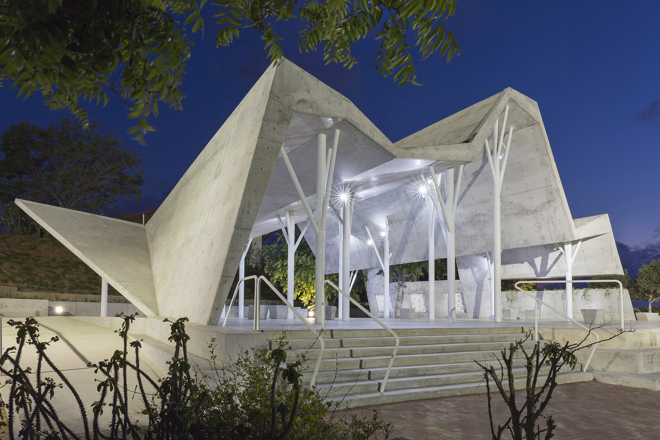open-sided shelter by Studio for architecture & Design Ron Shenkin ...