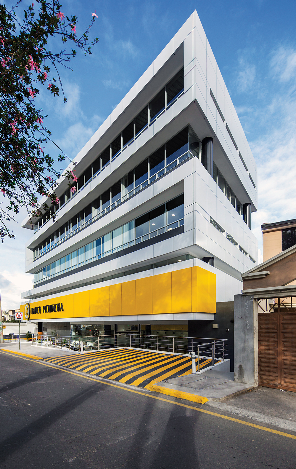 Banco Pichincha and Diners Club Office Headquarters by NAJAS ...