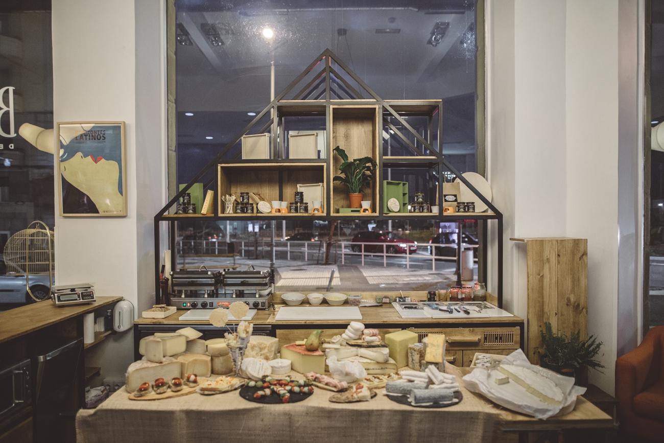 "Entre Tablas, Look&Cheese" pop up bar/store by Hiruki studio - Architizer