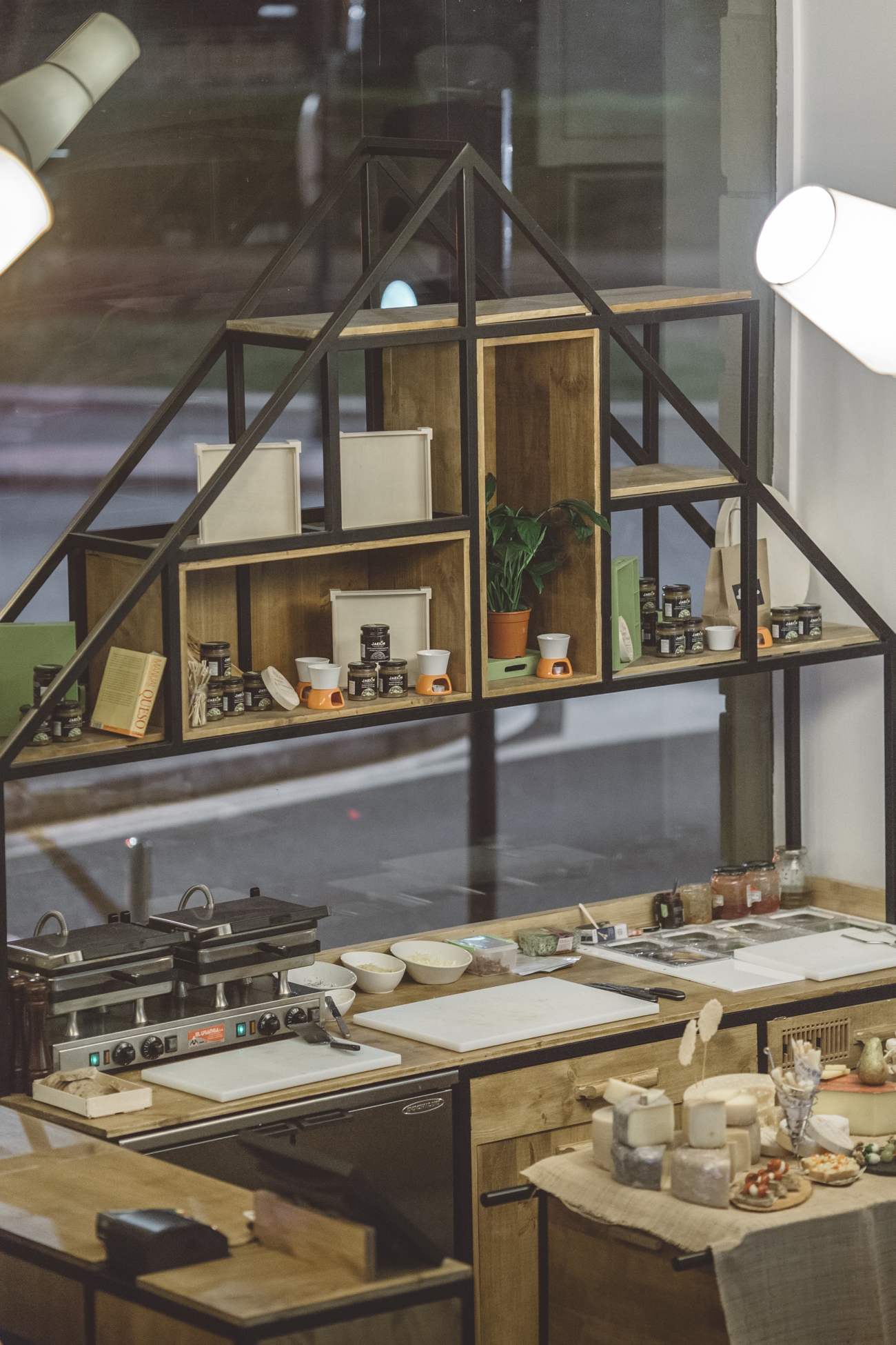"Entre Tablas, Look&Cheese" pop up bar/store by Hiruki studio - Architizer