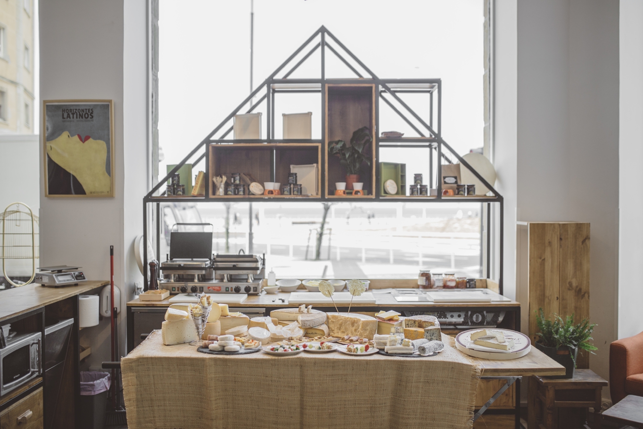 "Entre Tablas, Look&Cheese" pop up bar/store by Hiruki studio - Architizer