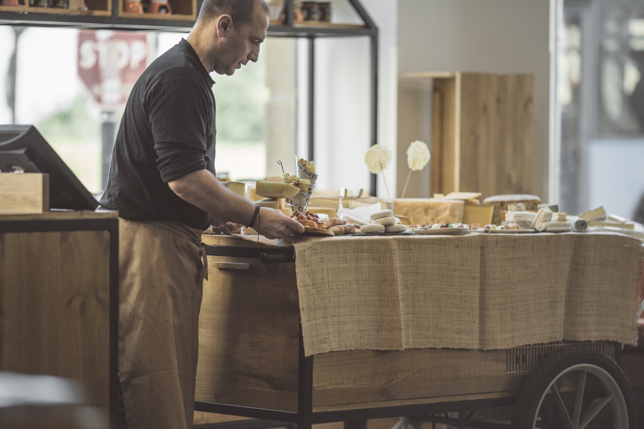 "Entre Tablas, Look&Cheese" pop up bar/store by Hiruki studio - Architizer