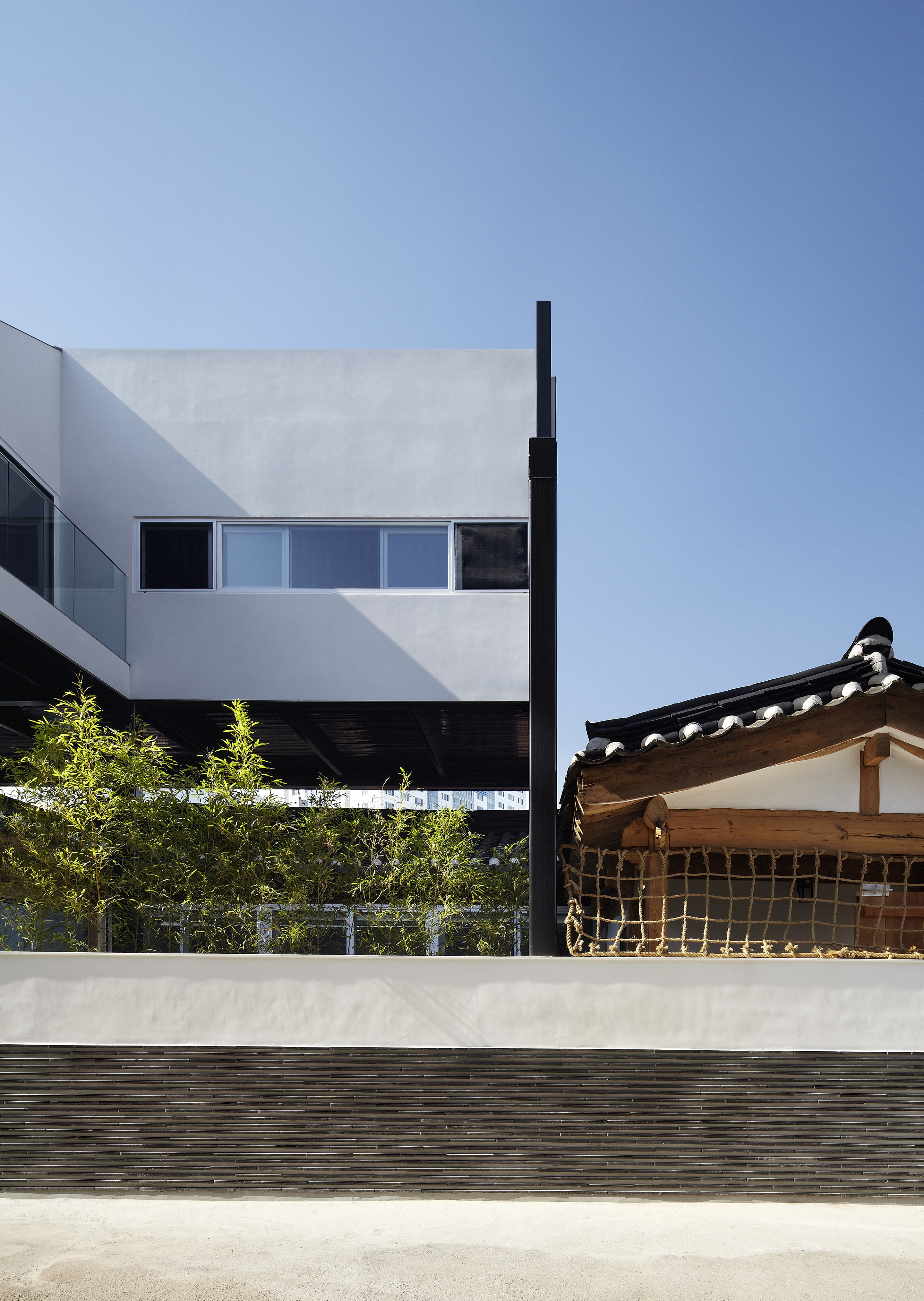 Vertical extension to traditional Korean house in Seoul by CoRe ...