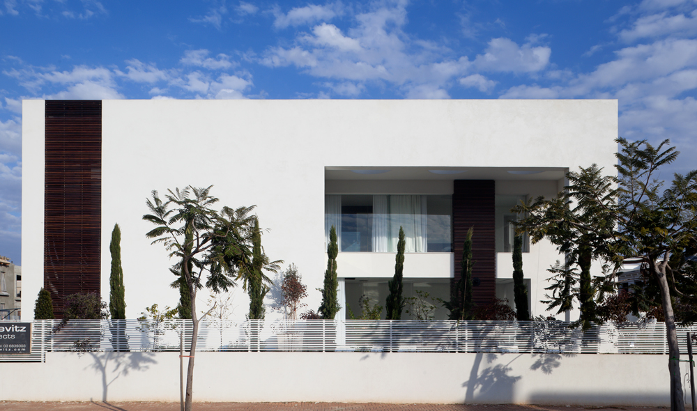 Two Family House in Savyon, Israel by Dan & Hila Israelevitz architects ...