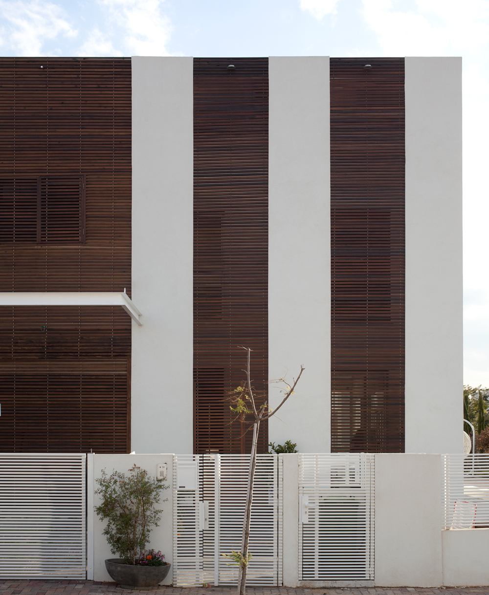 Two Family House in Savyon, Israel by Dan & Hila Israelevitz architects ...