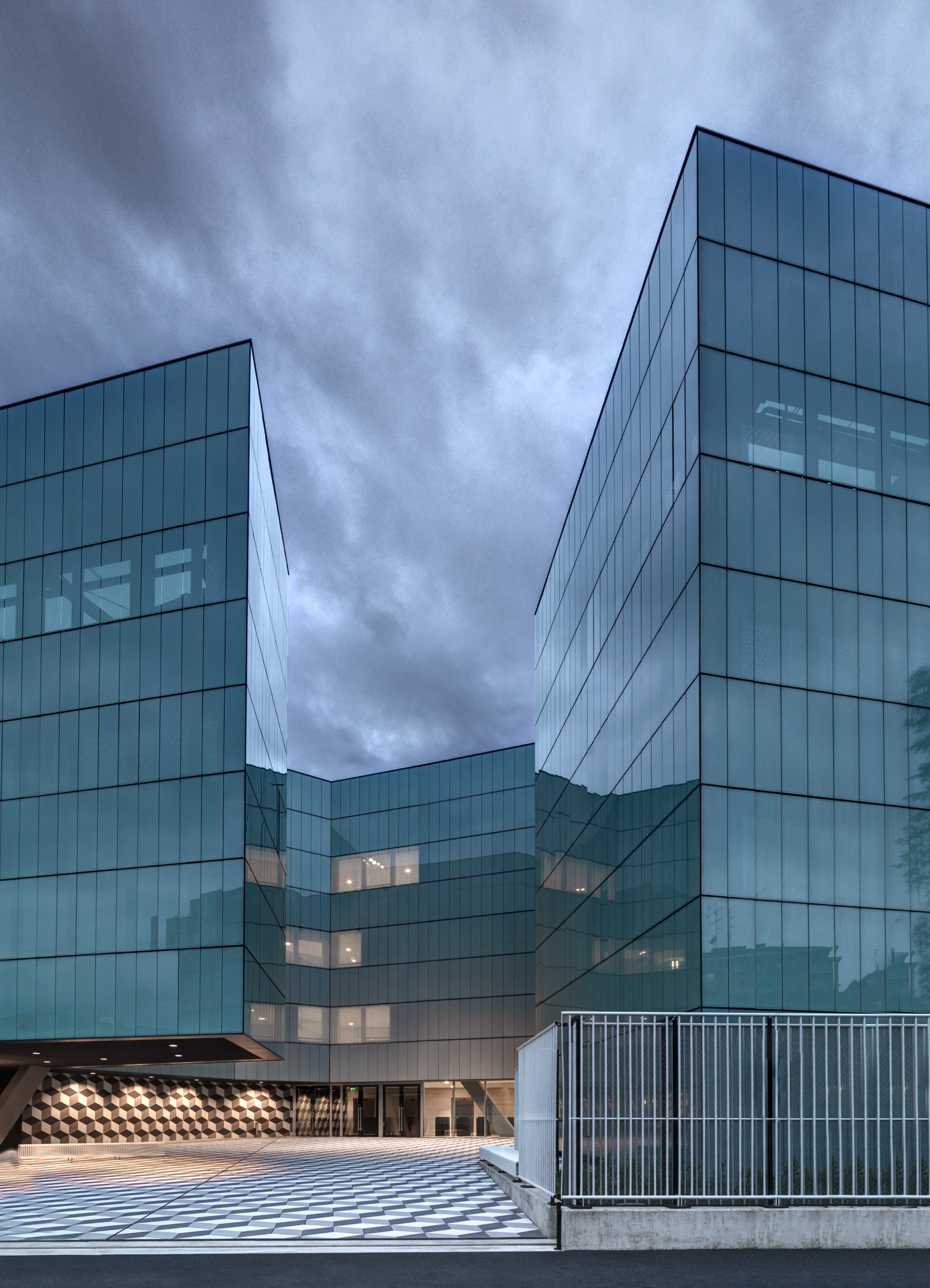 Offices and Data Processing Center Building in Milan by giussaniarch ...