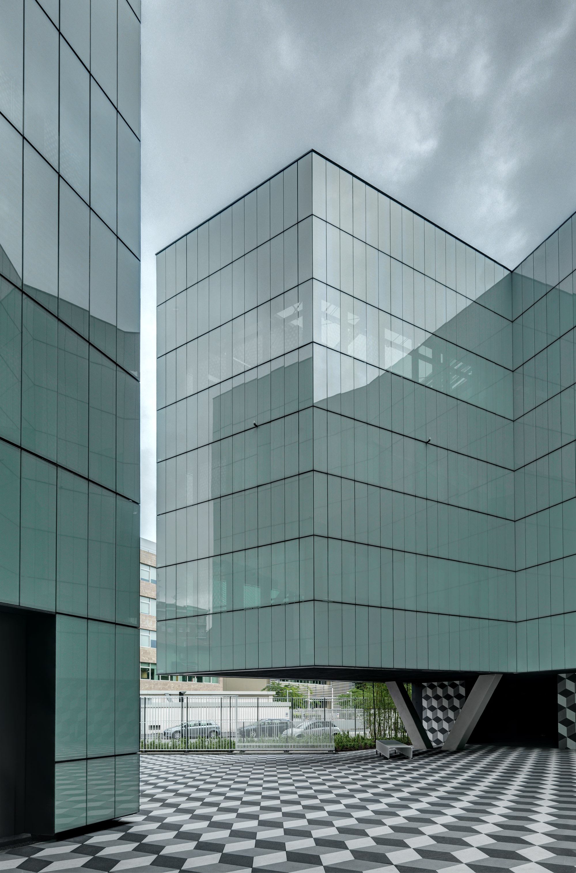 Offices and Data Processing Center Building in Milan by giussaniarch ...