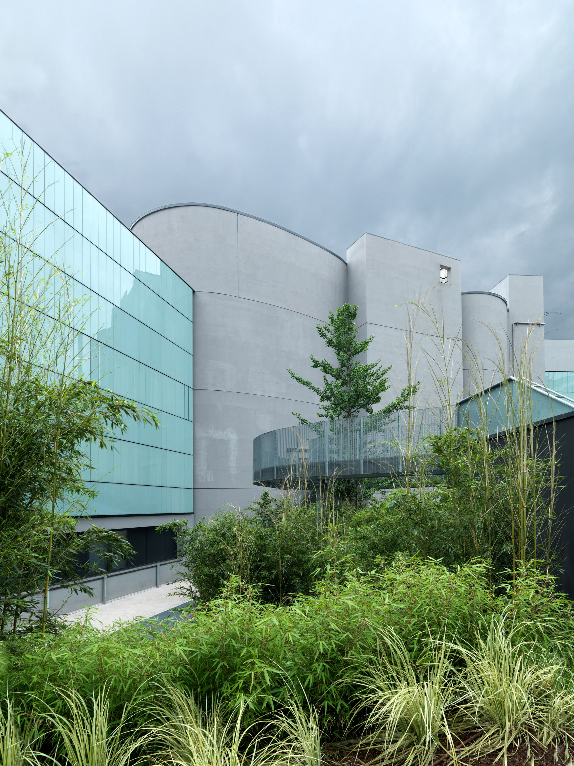 Offices and Data Processing Center Building in Milan by giussaniarch ...