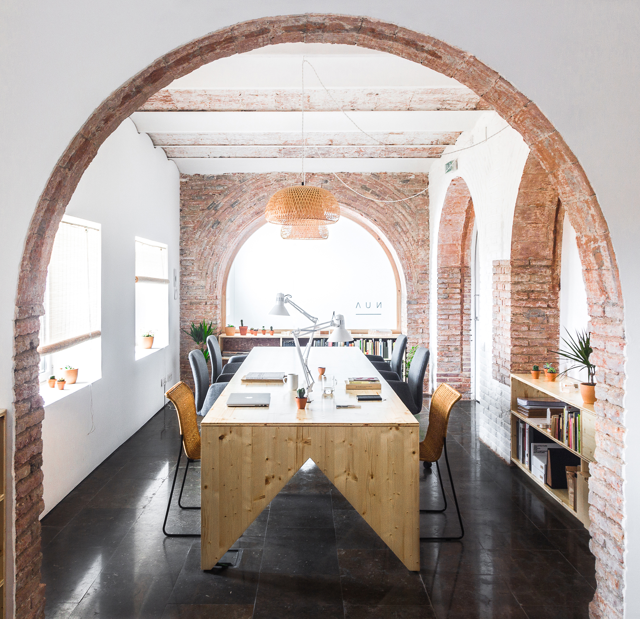 Transformation of an old store into a studio by NUA Arquitectures ...