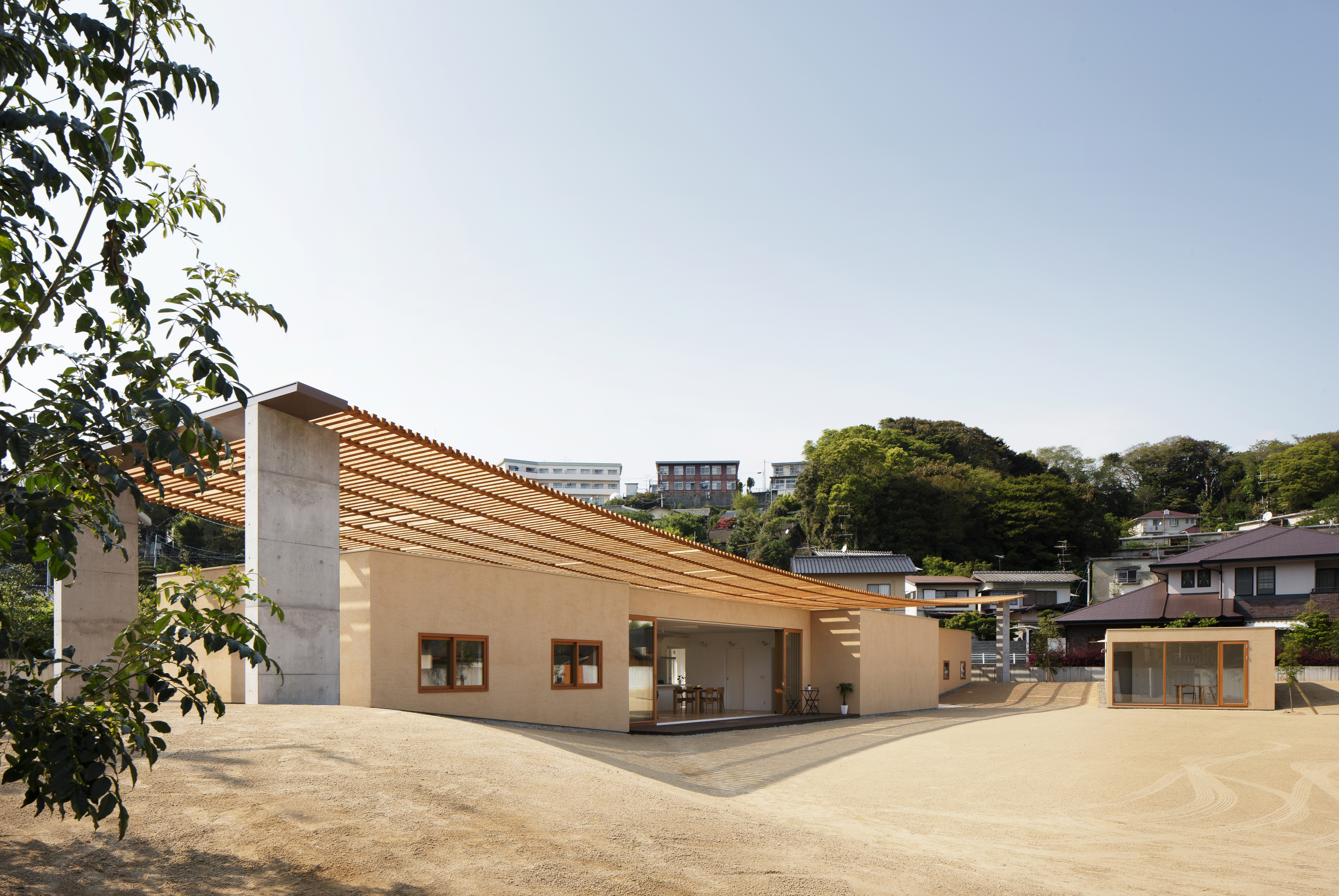 Double roof house by Hirokazu Suemitsu + Yoko Suemitsu/SUEP. - Architizer