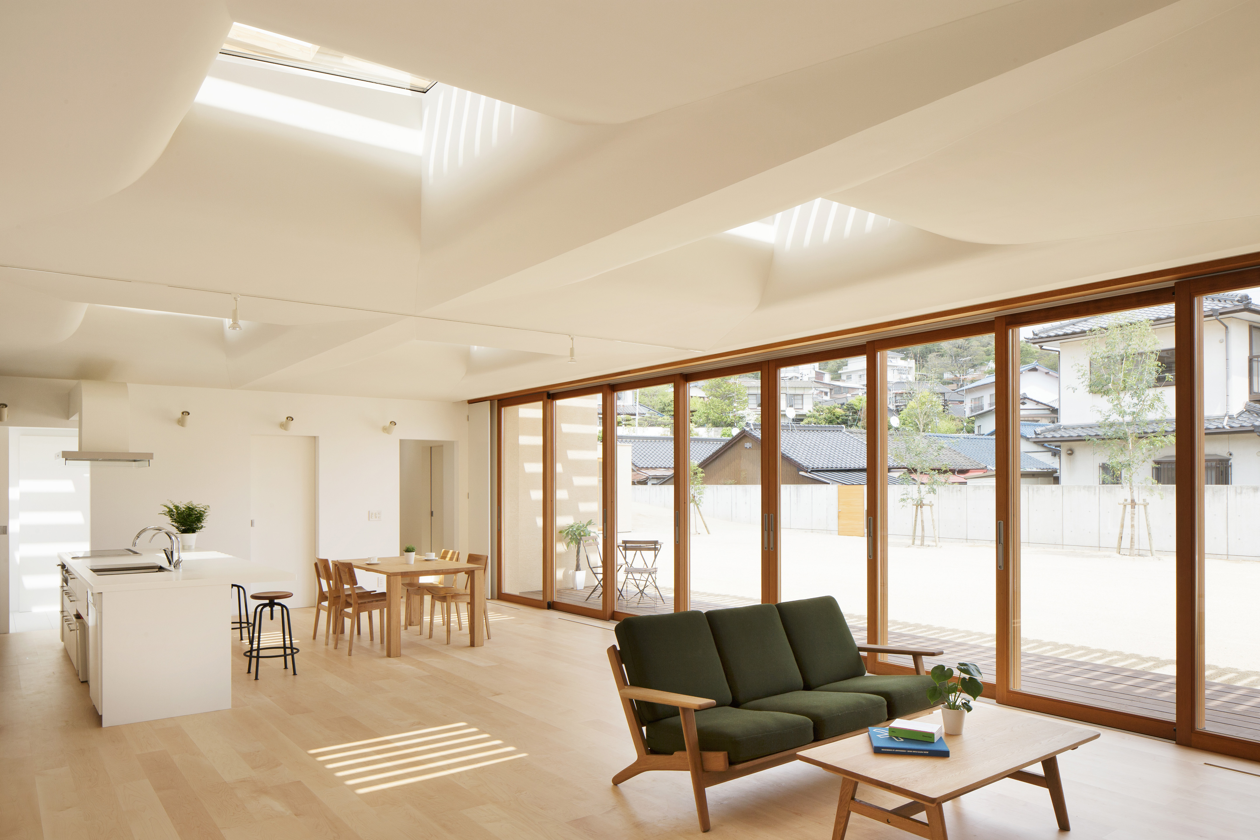 Double roof house by Hirokazu Suemitsu + Yoko Suemitsu/SUEP. - Architizer