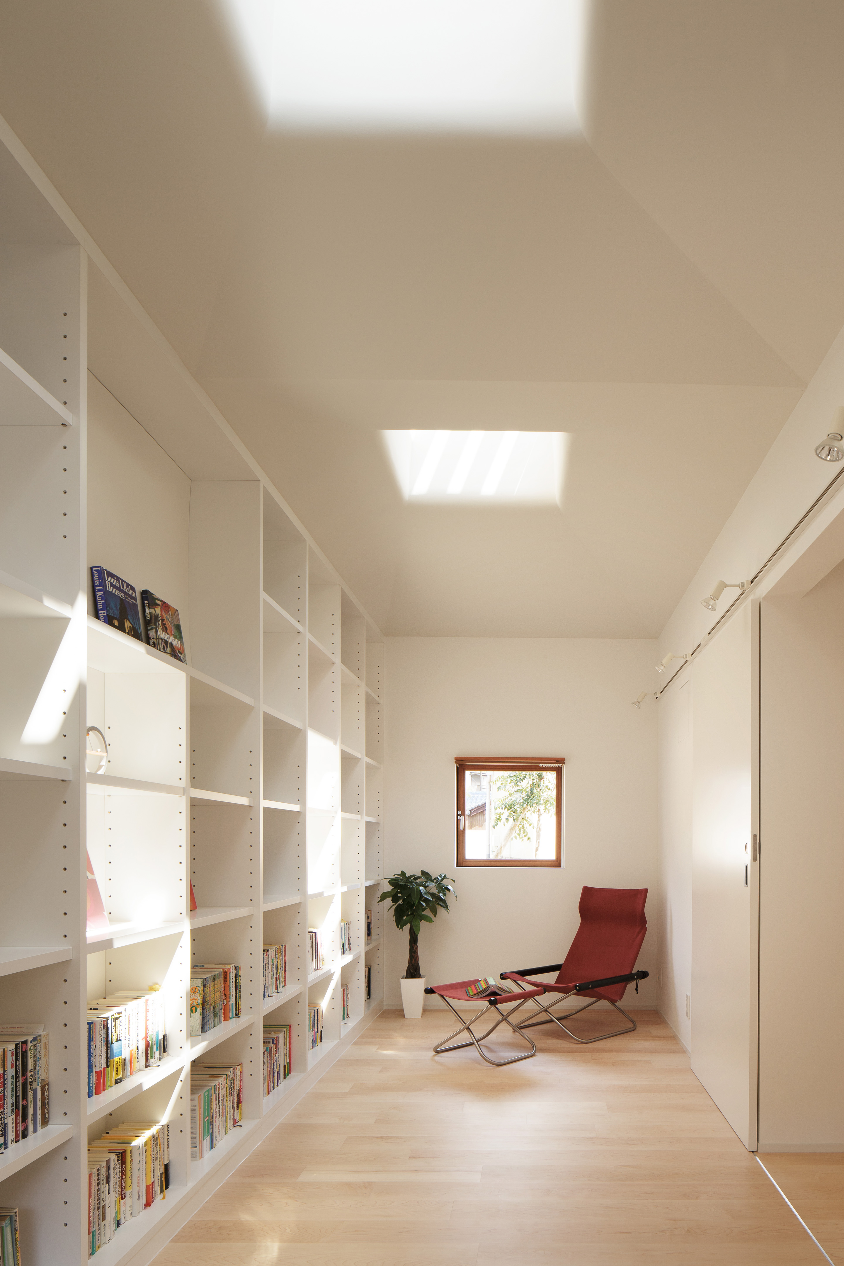 Double roof house by Hirokazu Suemitsu + Yoko Suemitsu/SUEP. - Architizer