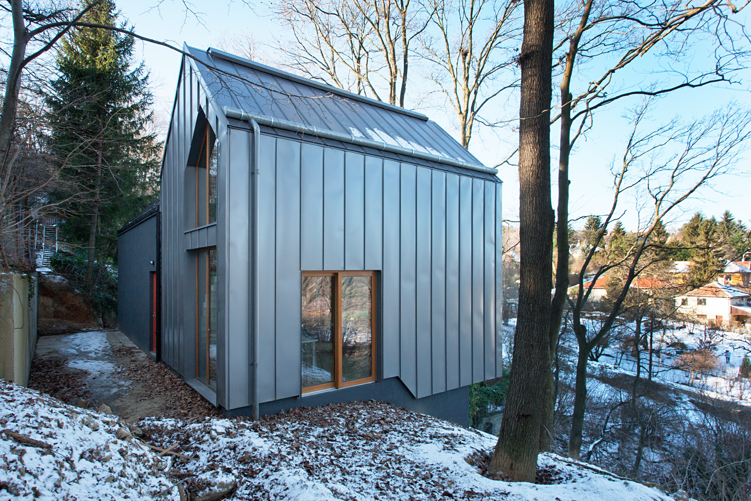 House in the tree crown by Nanavízió - Architizer