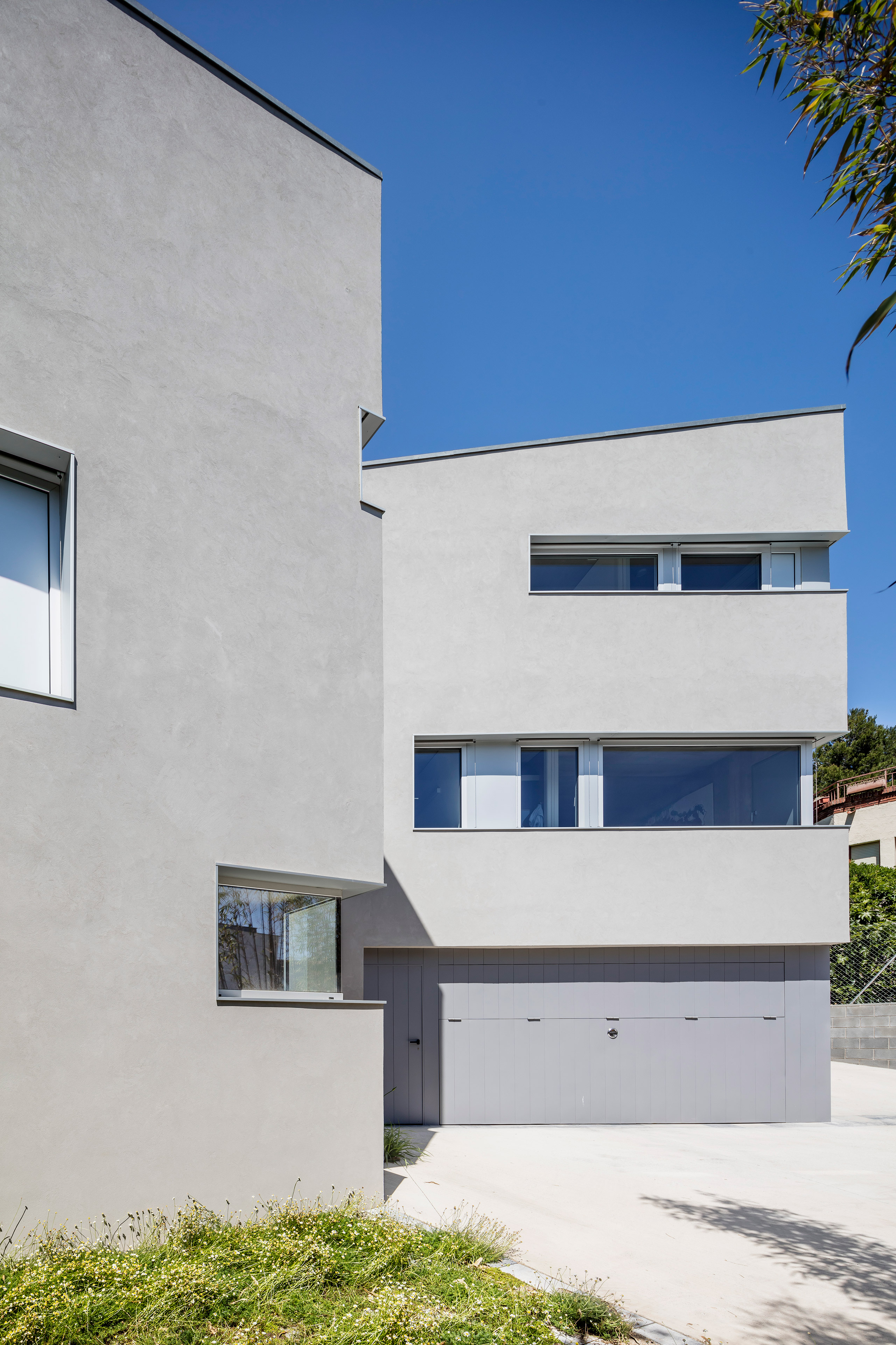 House with a space for the exhibition of contemporary art by 05 AM ...