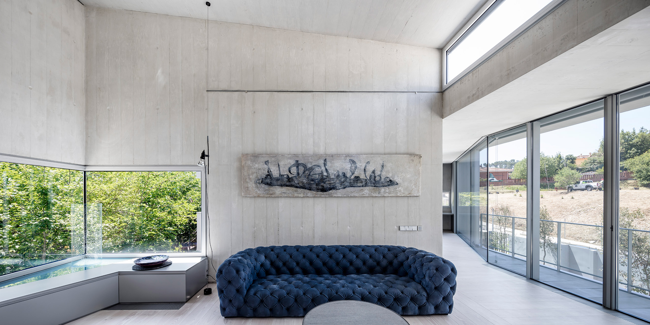 House with a space for the exhibition of contemporary art by 05 AM ...