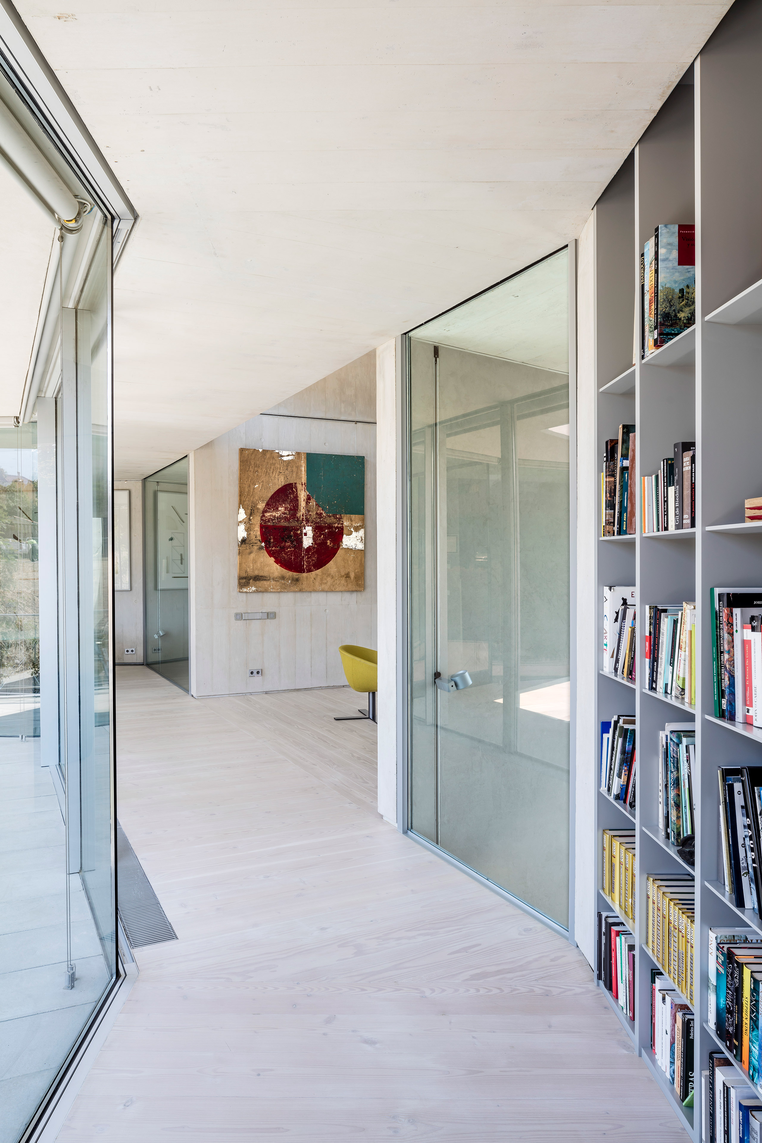 House with a space for the exhibition of contemporary art by 05 AM ...