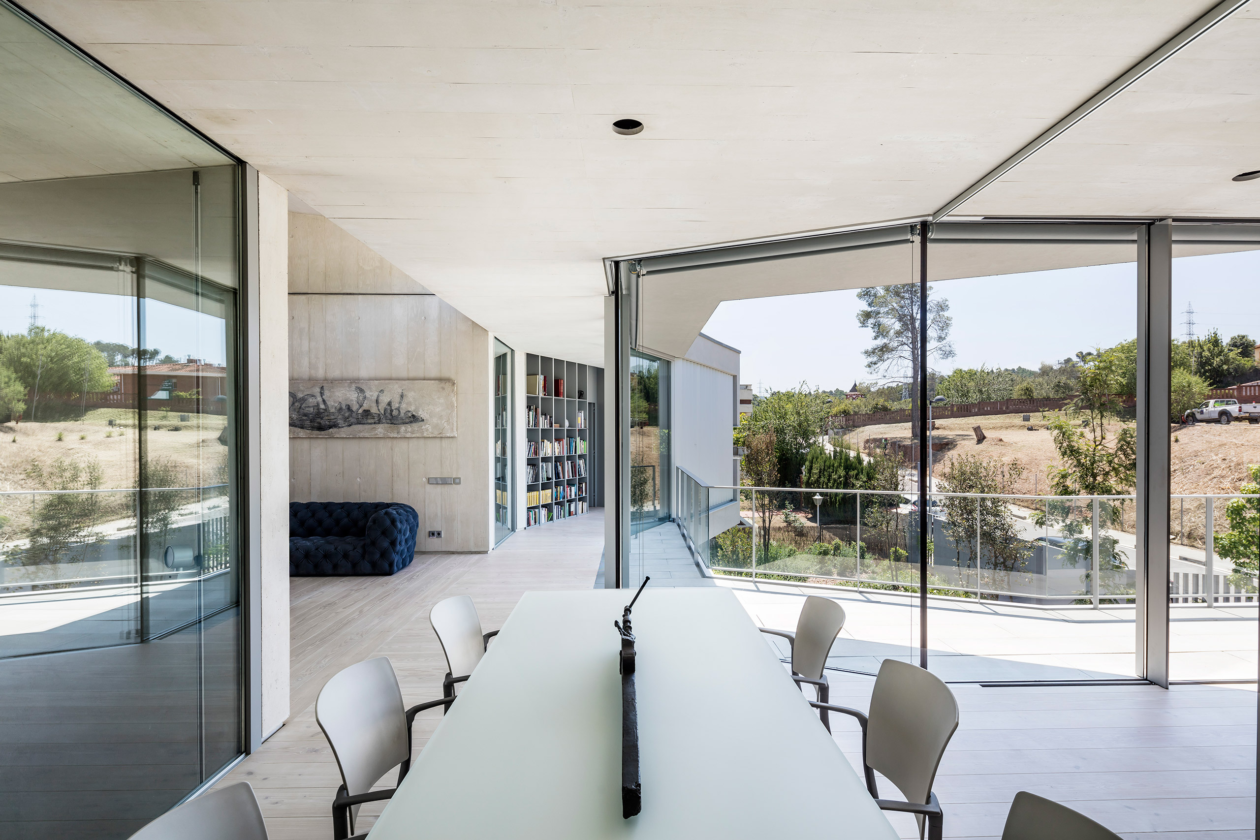House with a space for the exhibition of contemporary art by 05 AM ...
