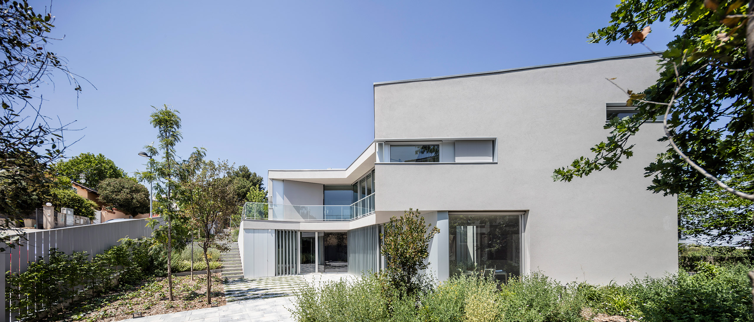 House with a space for the exhibition of contemporary art by 05 AM ...