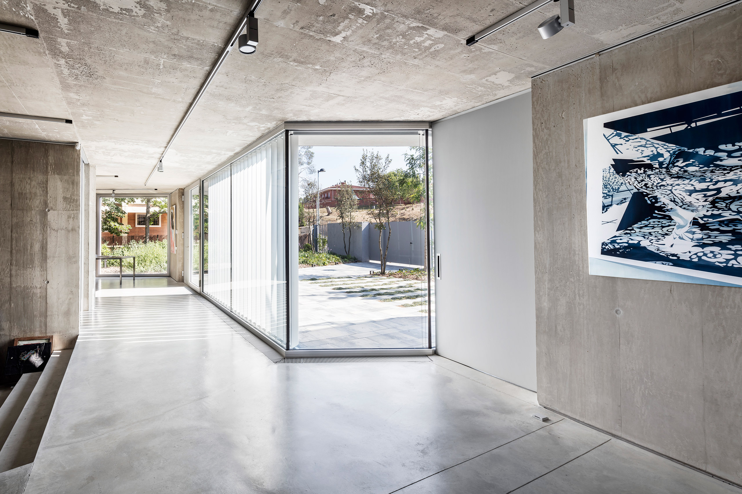 House with a space for the exhibition of contemporary art by 05 AM ...