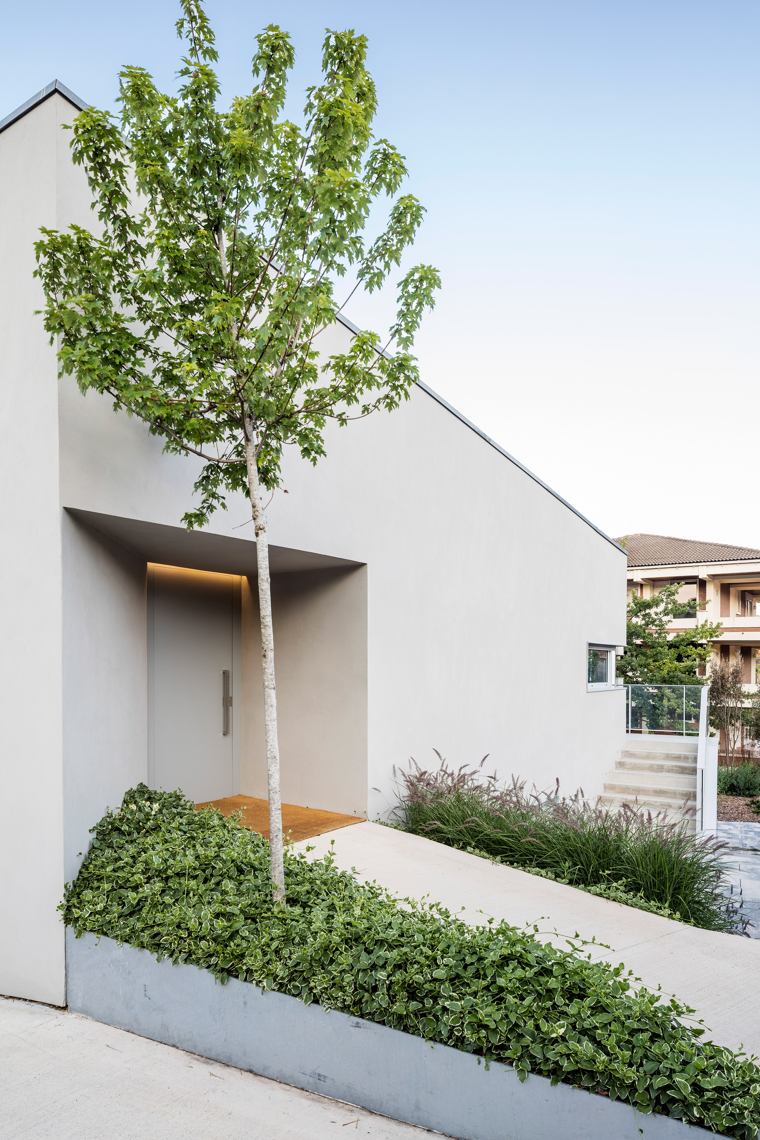 House with a space for the exhibition of contemporary art by 05 AM ...