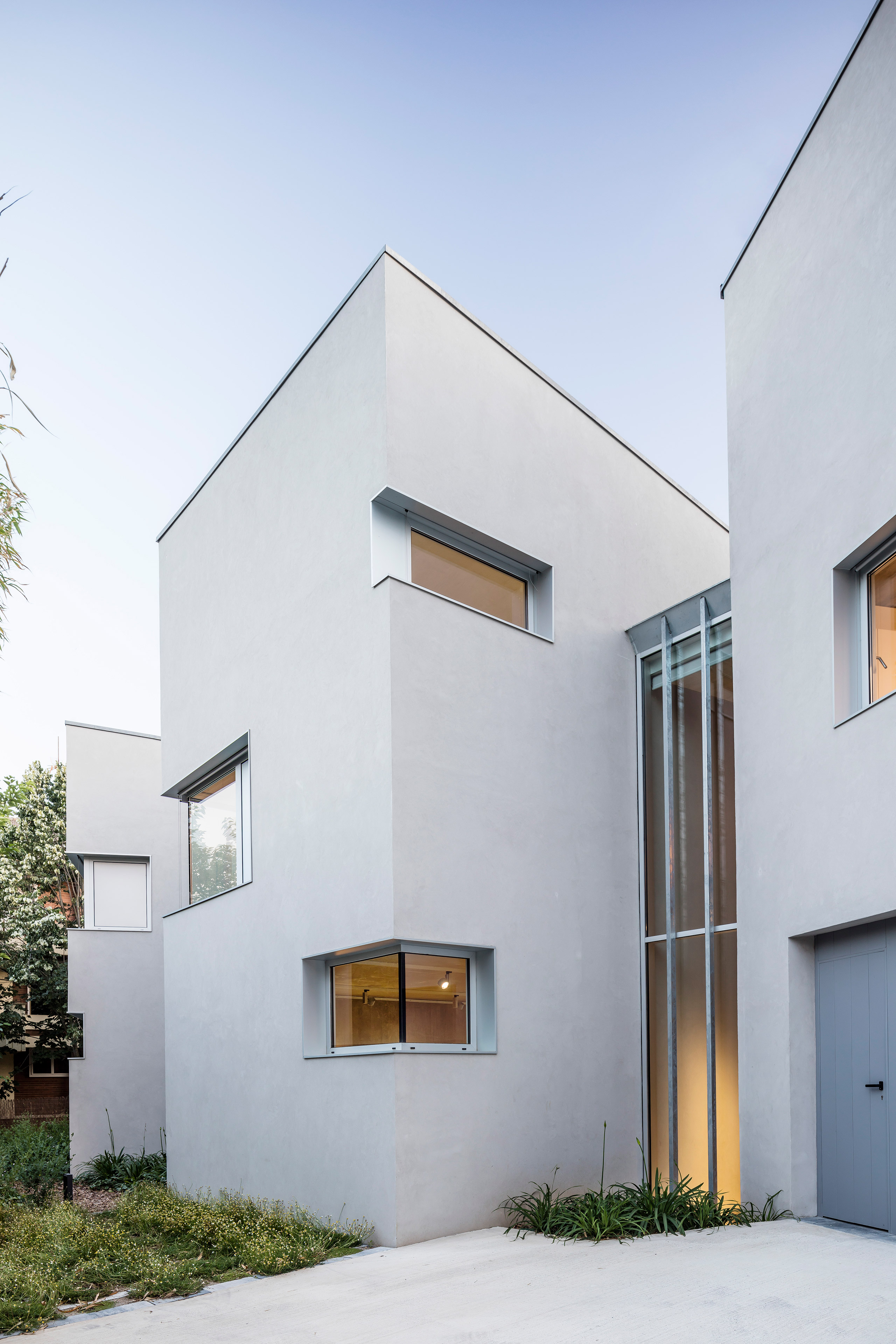 House with a space for the exhibition of contemporary art by 05 AM ...