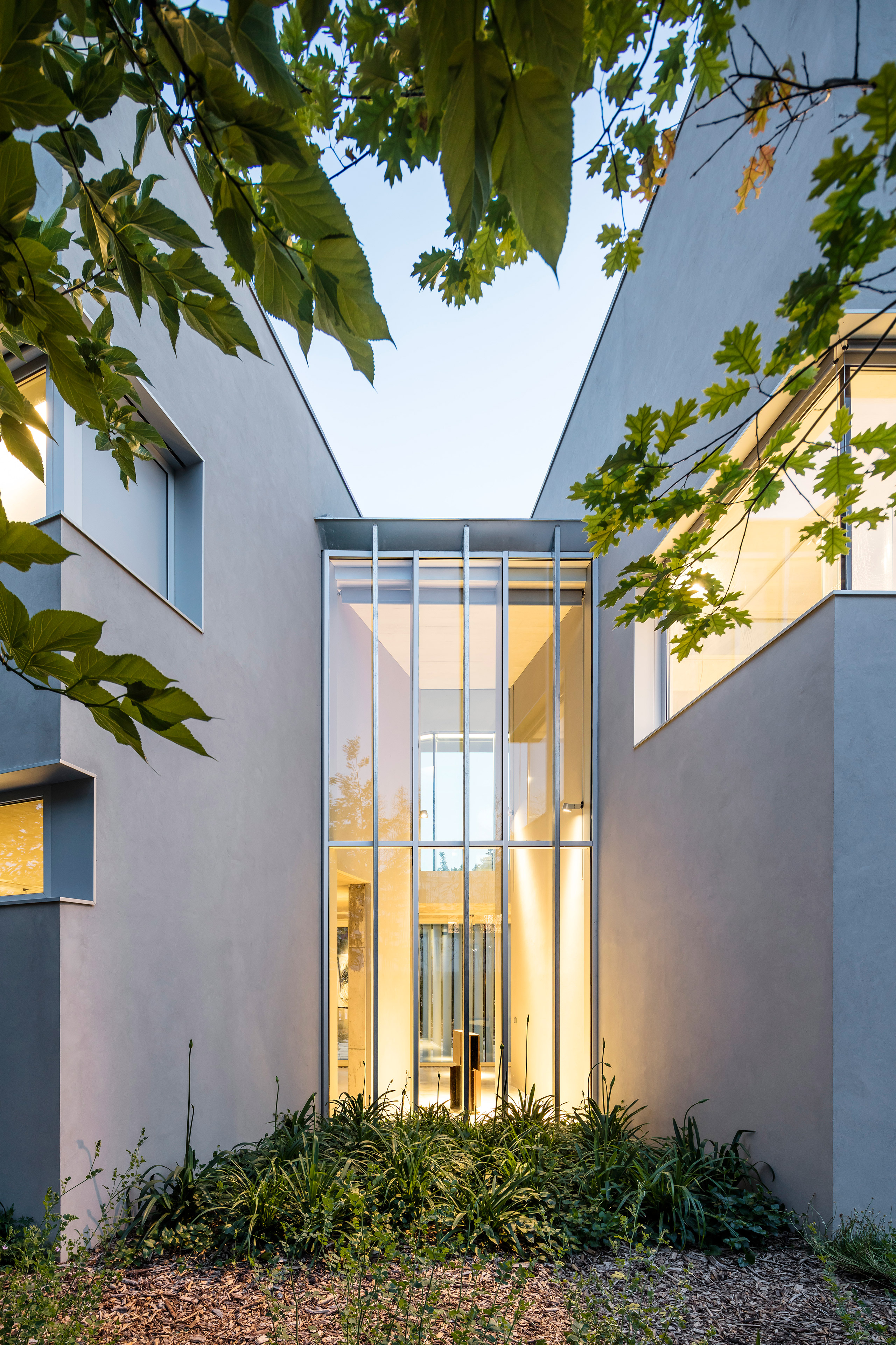 House with a space for the exhibition of contemporary art by 05 AM ...
