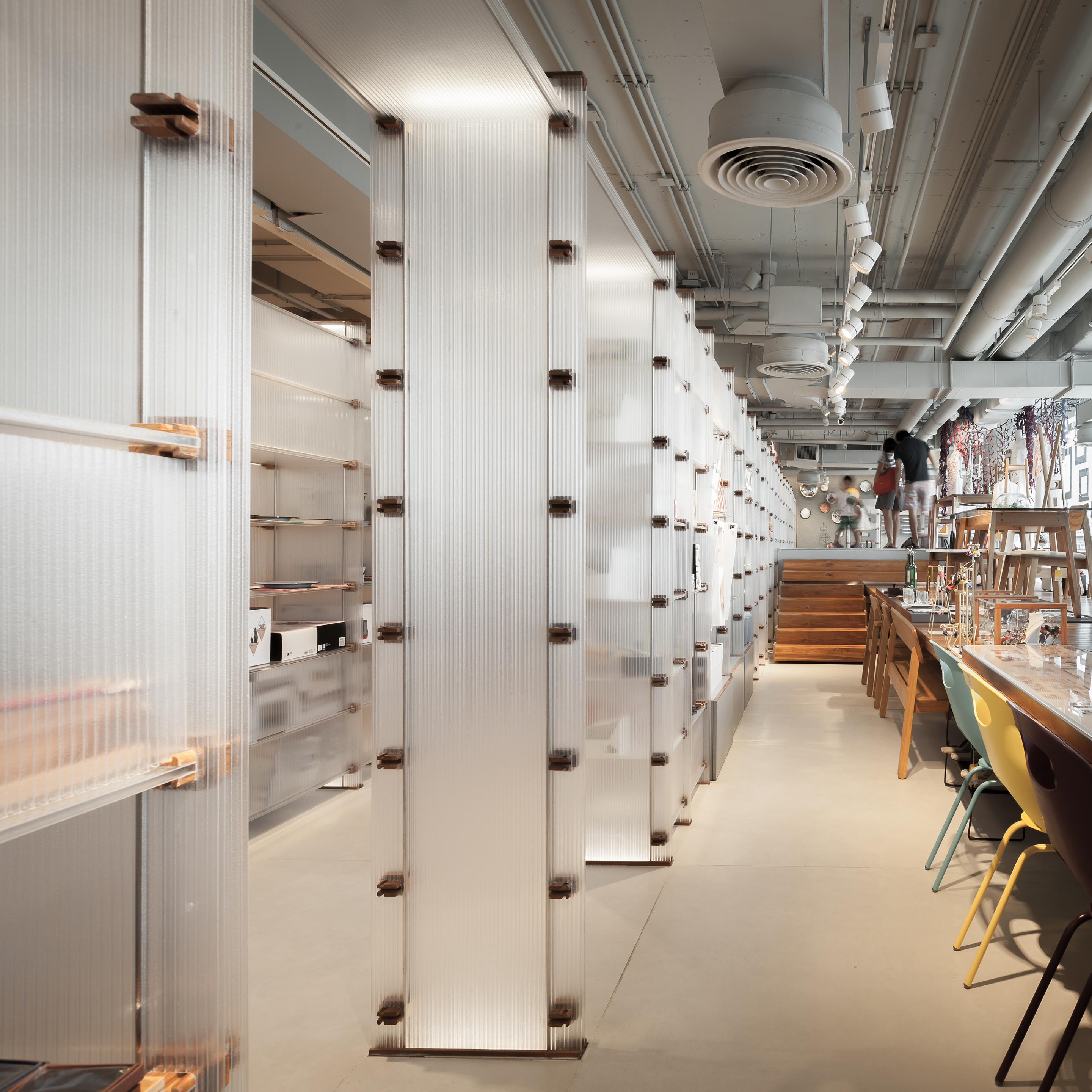 ROOM Concept Store Siam Discovery by MAINCOURSE - Architizer
