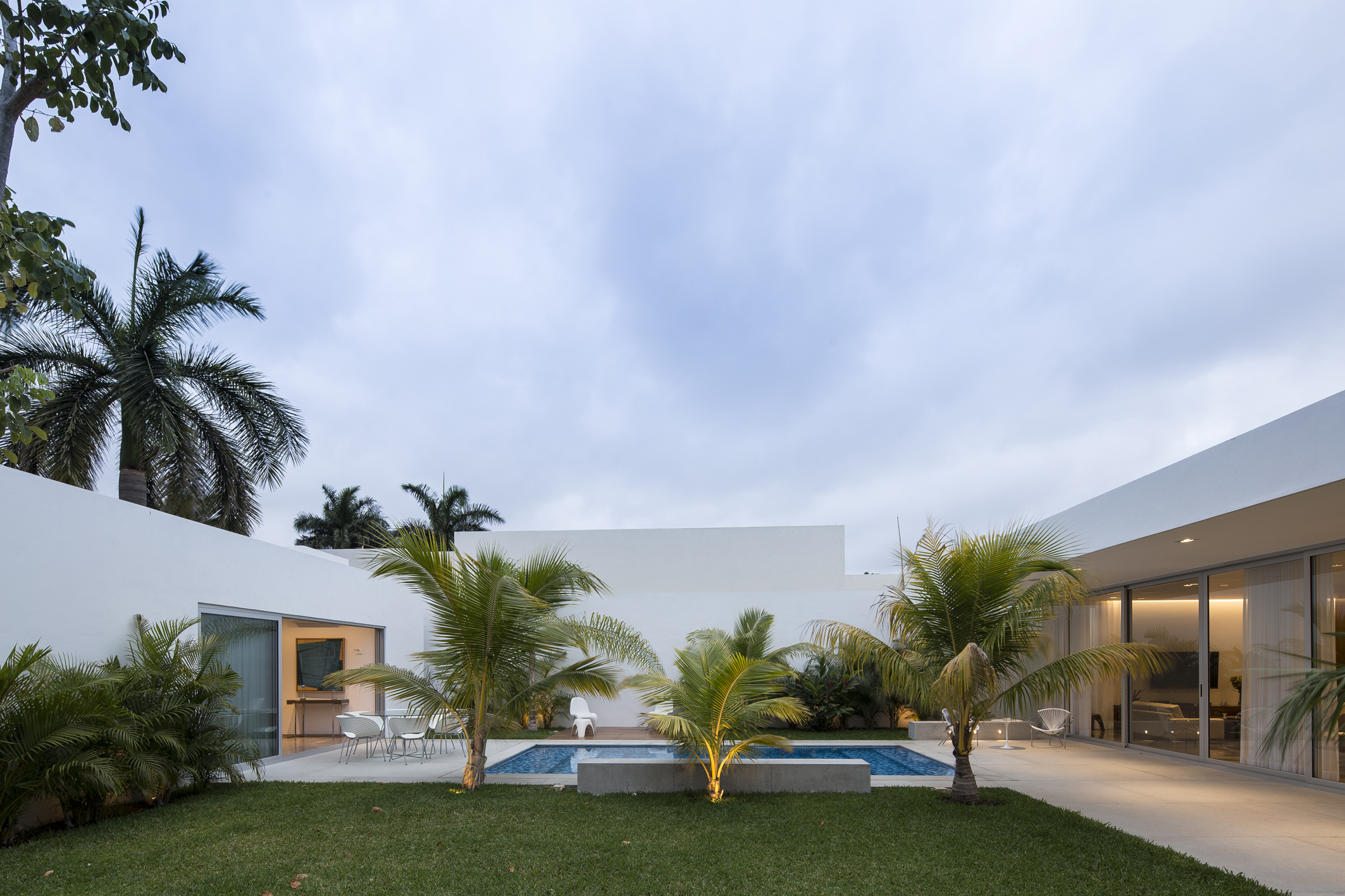 Idea 2115958: Wide House / Casa Ancha by Augusto Quijano Arquitectos ...
