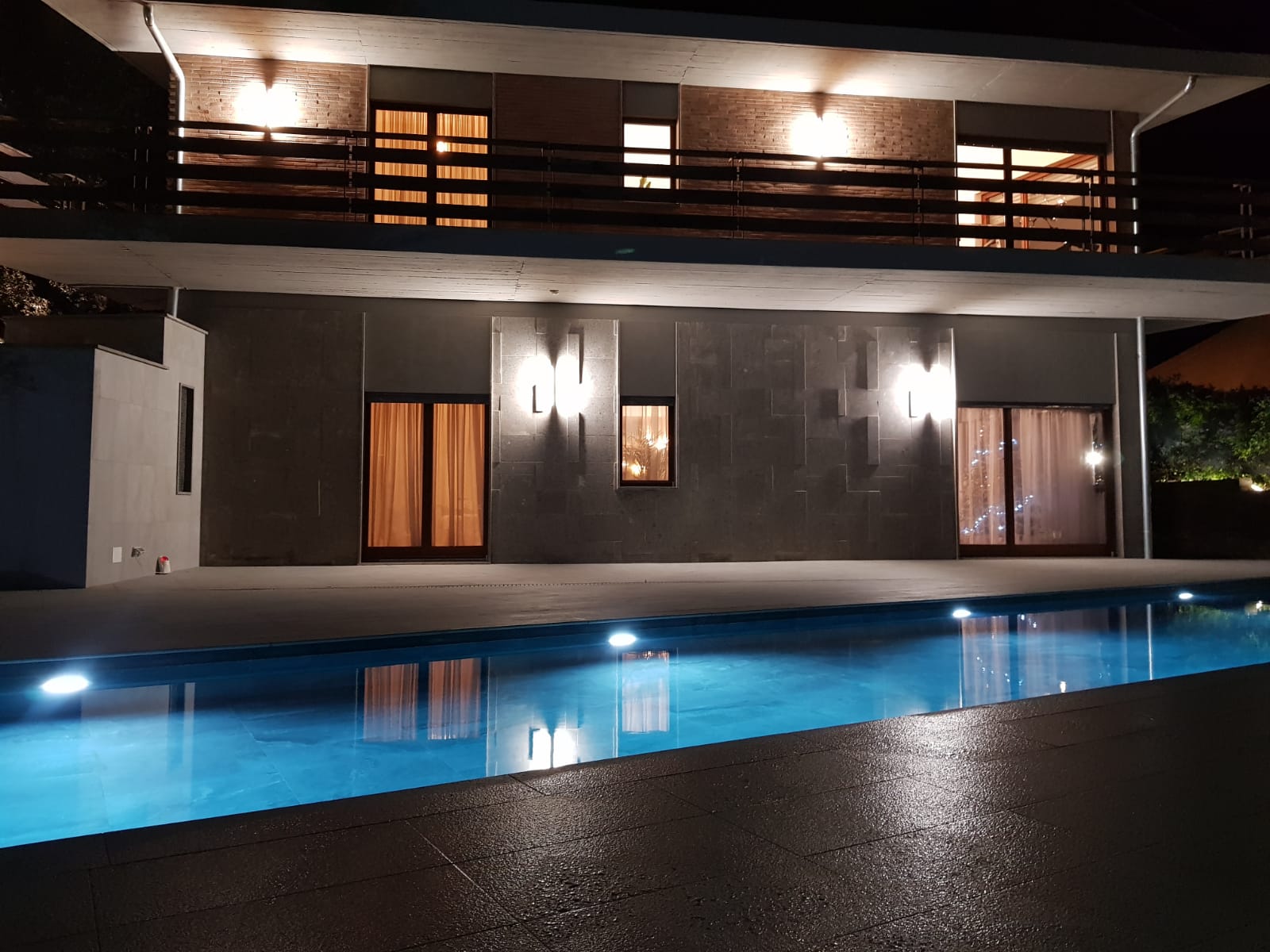 Swimming pool in Formello: light and shade effects created by stone ...