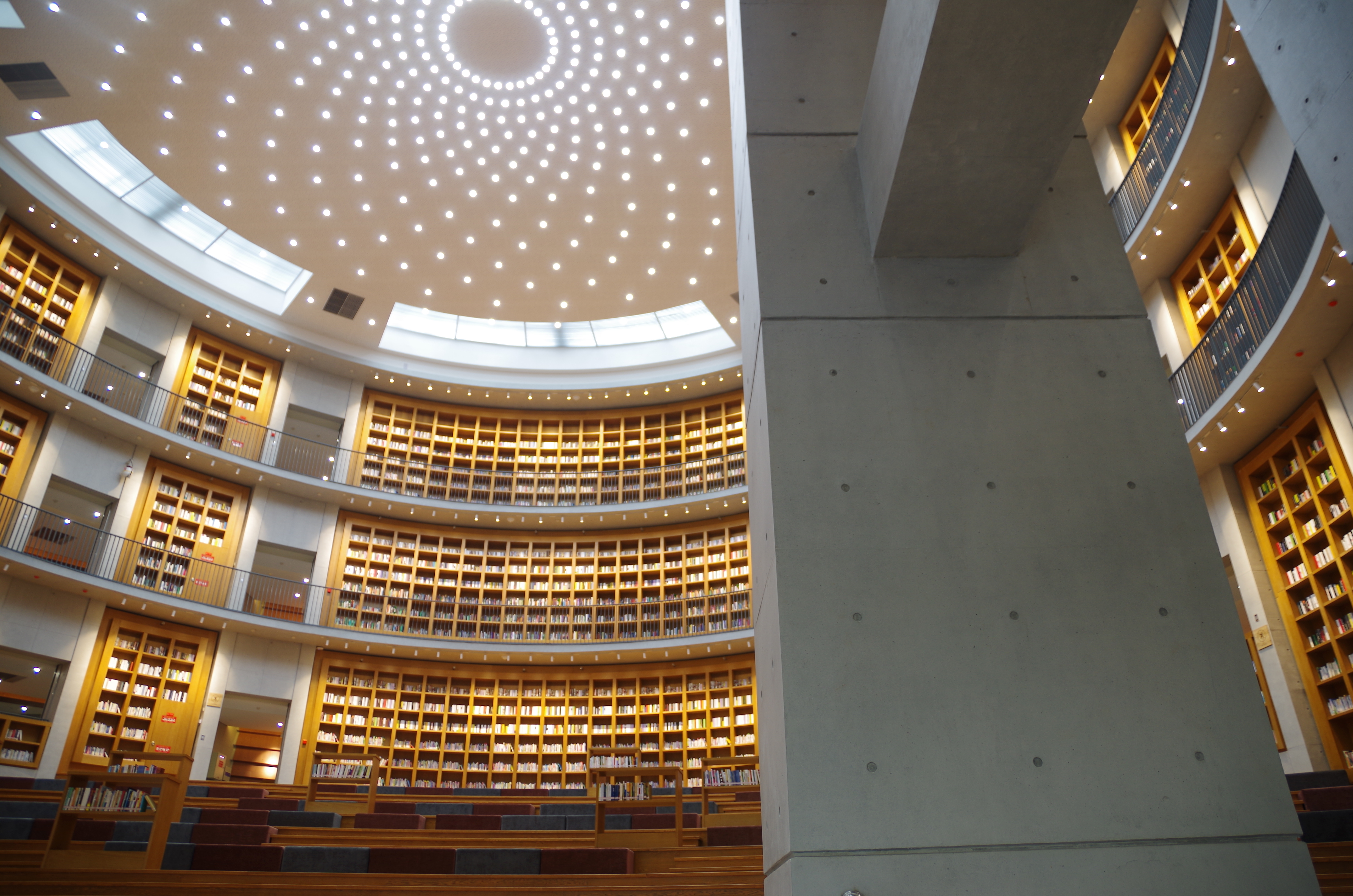 Zhejiang Yuexiu University of Foreign Languages Jinghu Campus Library ...