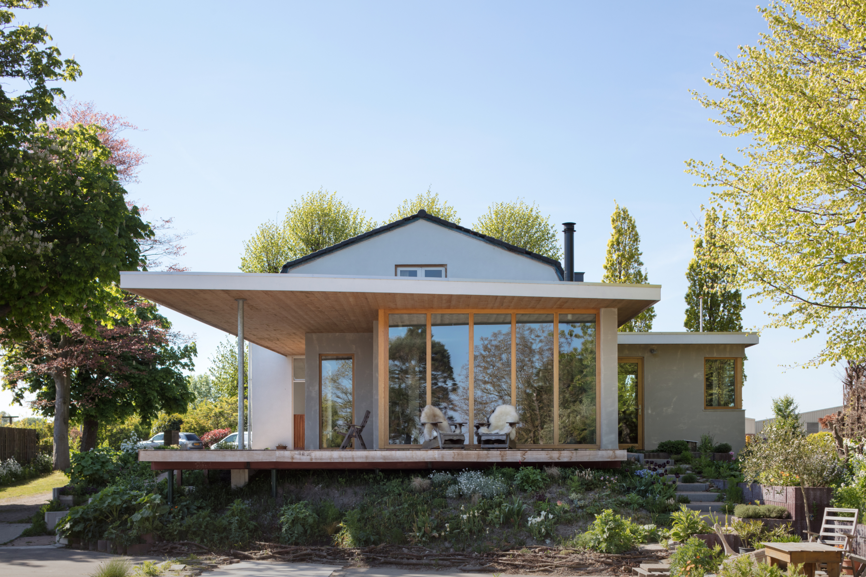 Contemporary extension to a house as an indispensable connection ...