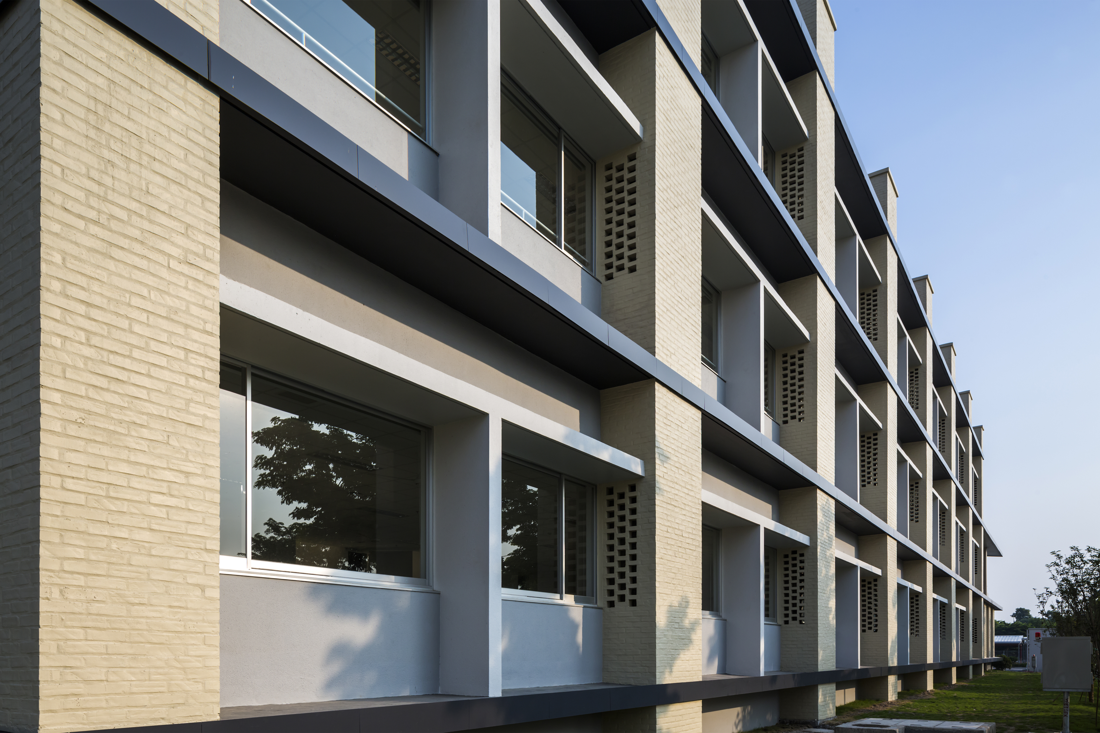 Brick Passive Designed University by TAISEI DESIGN Planners Architects ...