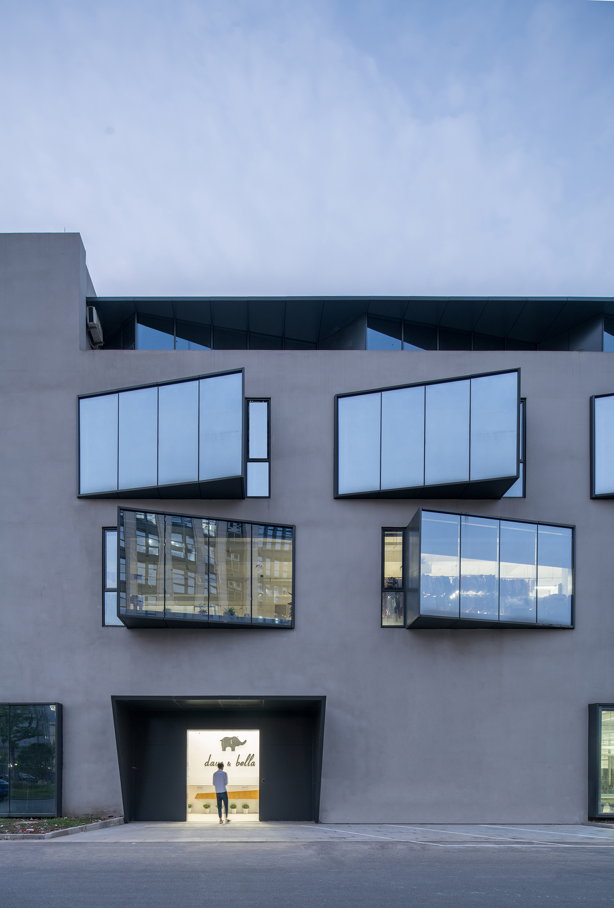 Twist and Turn: 6 Angled Windows That Will Warp Your Expectations ...