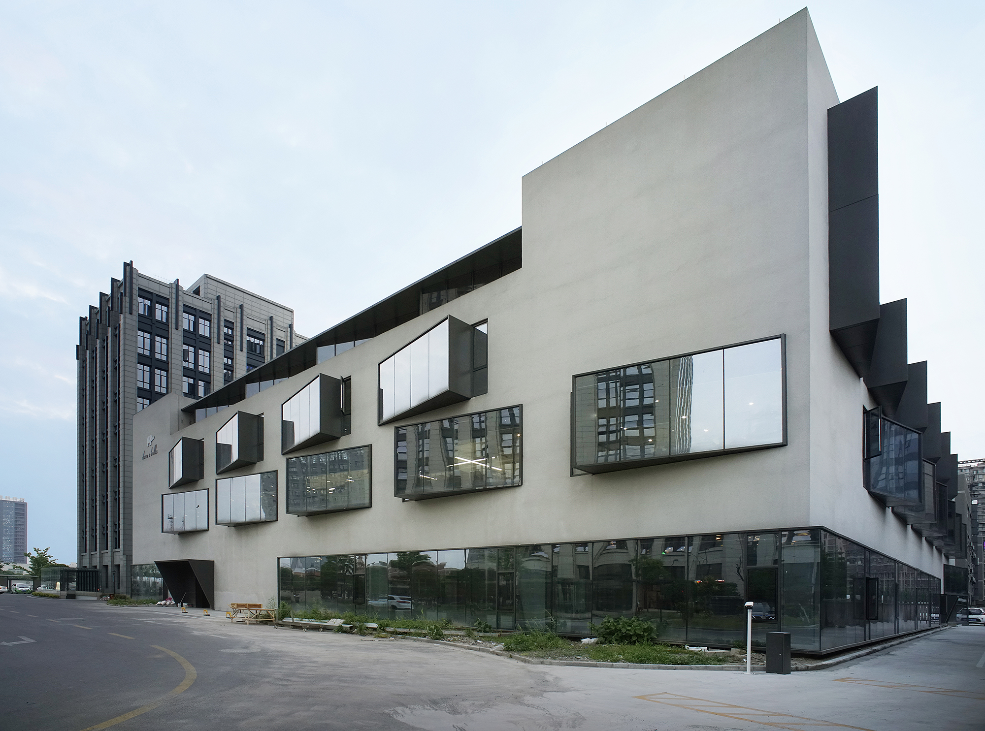 Twist and Turn: 6 Angled Windows That Will Warp Your Expectations ...