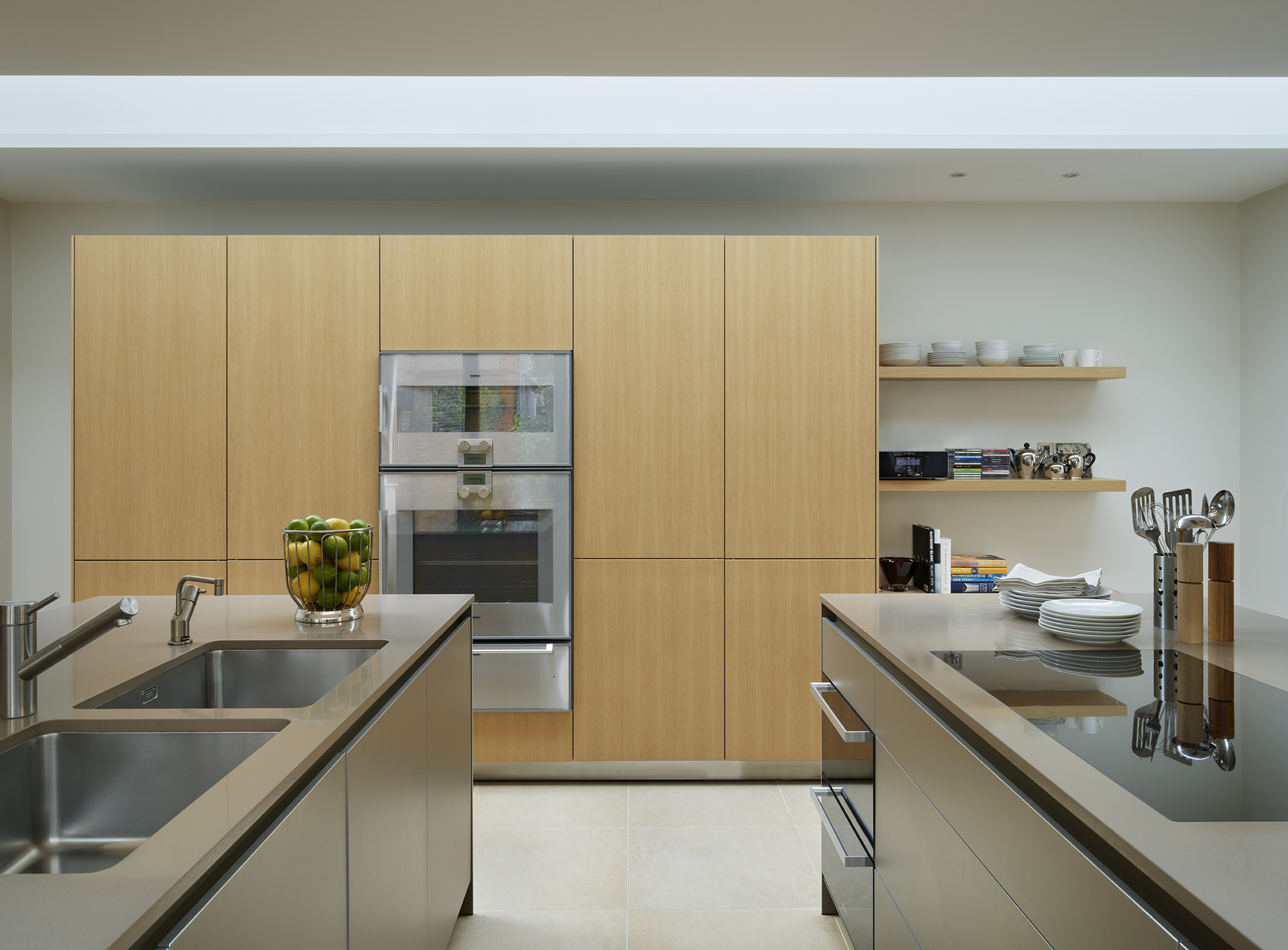 Large family kitchen: Kitchen Architecture's b3 by Kitchen Architecture ...