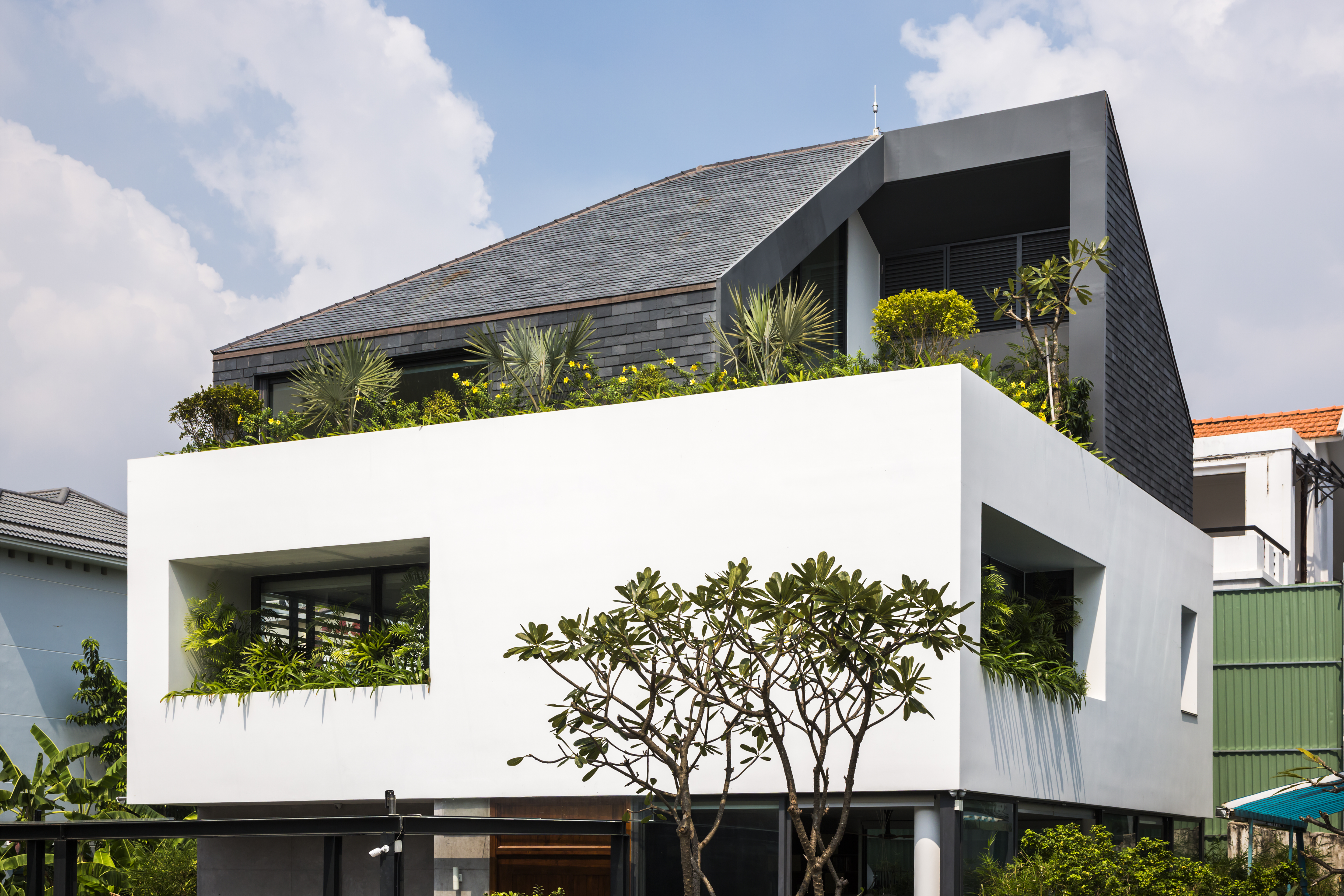 WHITE CUBE HOUSE WITH A SLATE TILES ROOF by MM++ Architects / MIMYA ...