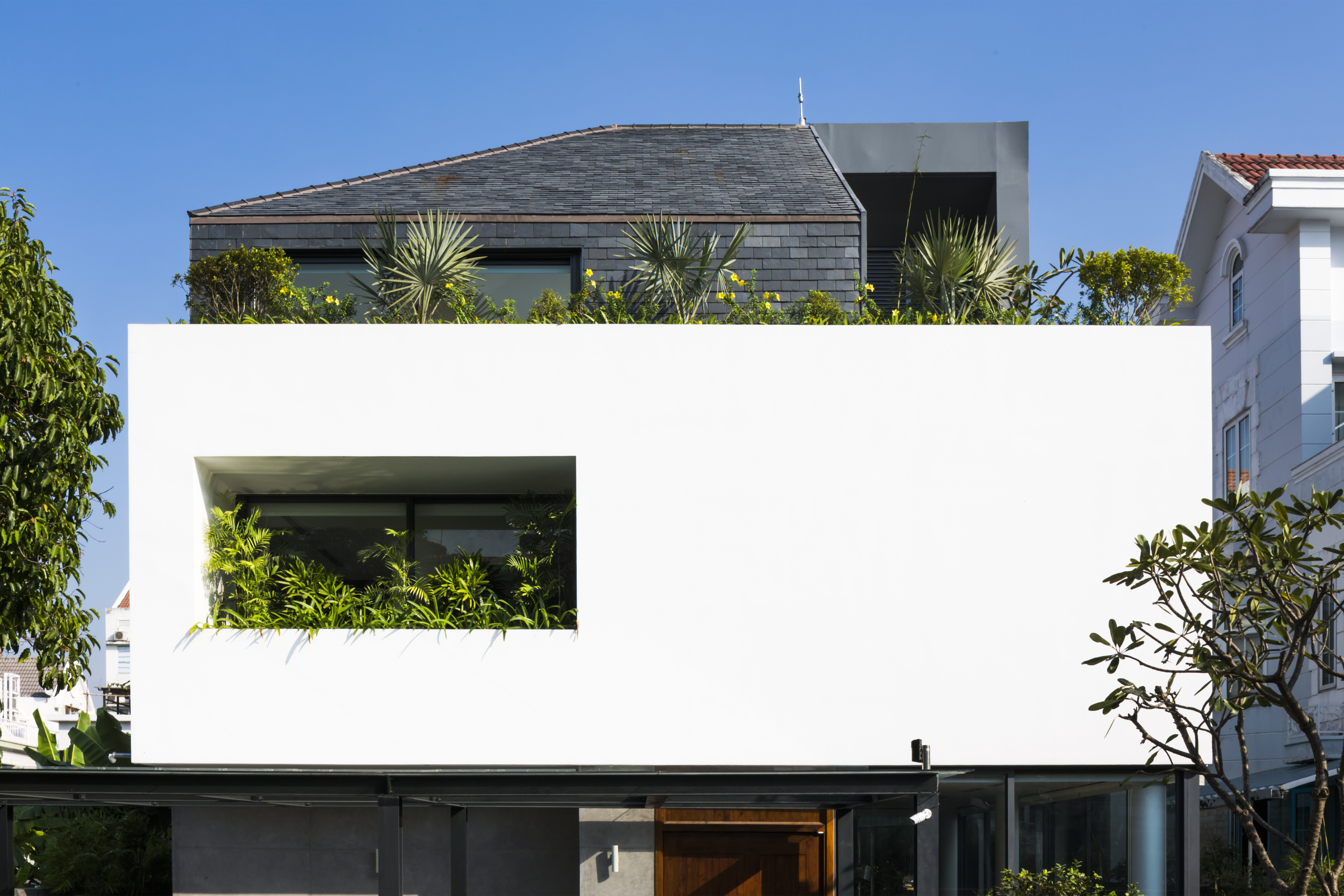 WHITE CUBE HOUSE WITH A SLATE TILES ROOF by MM++ Architects / MIMYA ...