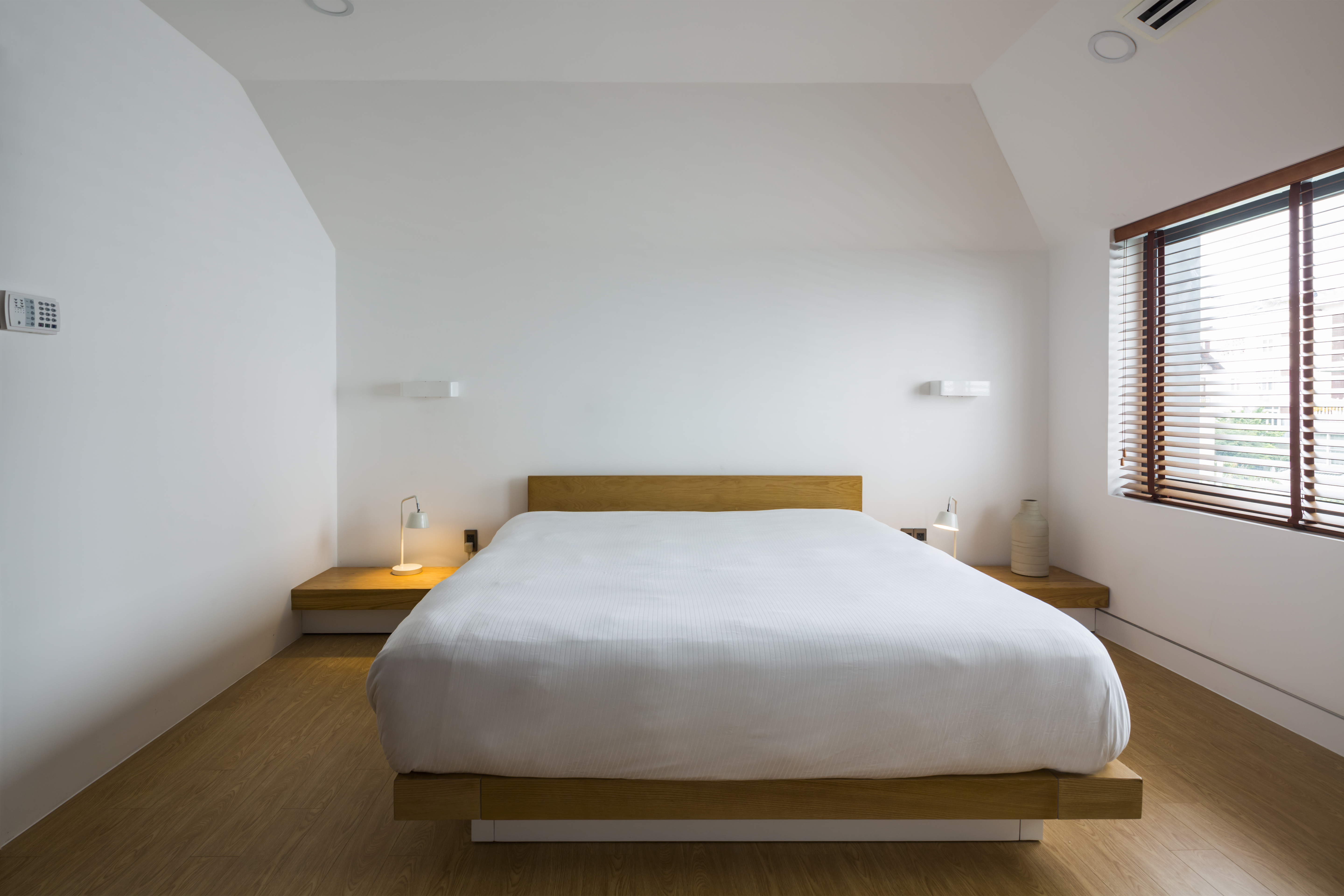 WHITE CUBE HOUSE WITH A SLATE TILES ROOF by MM++ Architects / MIMYA ...
