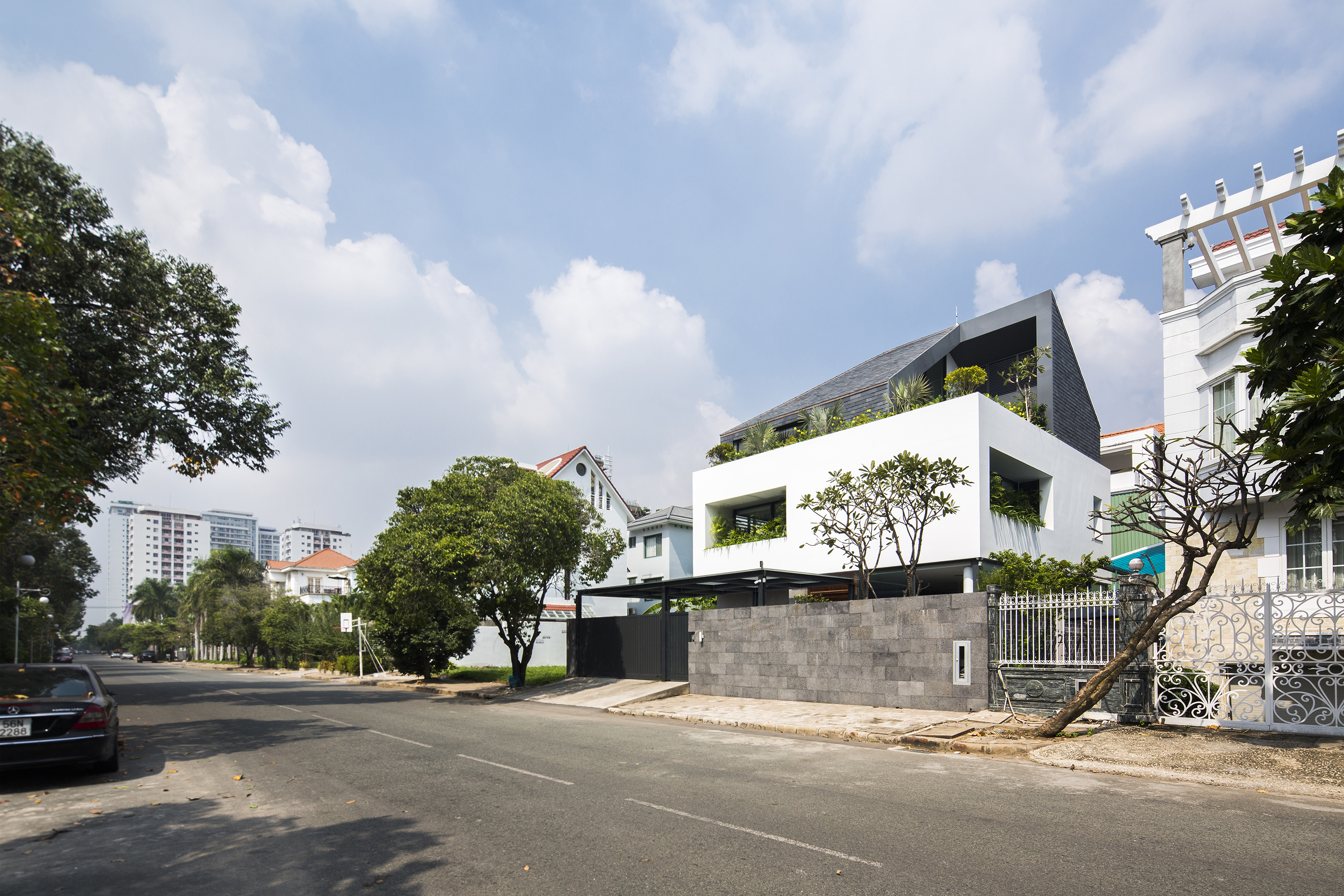 WHITE CUBE HOUSE WITH A SLATE TILES ROOF by MM++ Architects / MIMYA ...