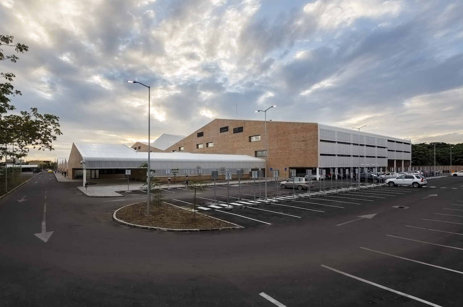Machala Fluid Hospital by PMMT Forward Thinking Healthcare Architecture ...