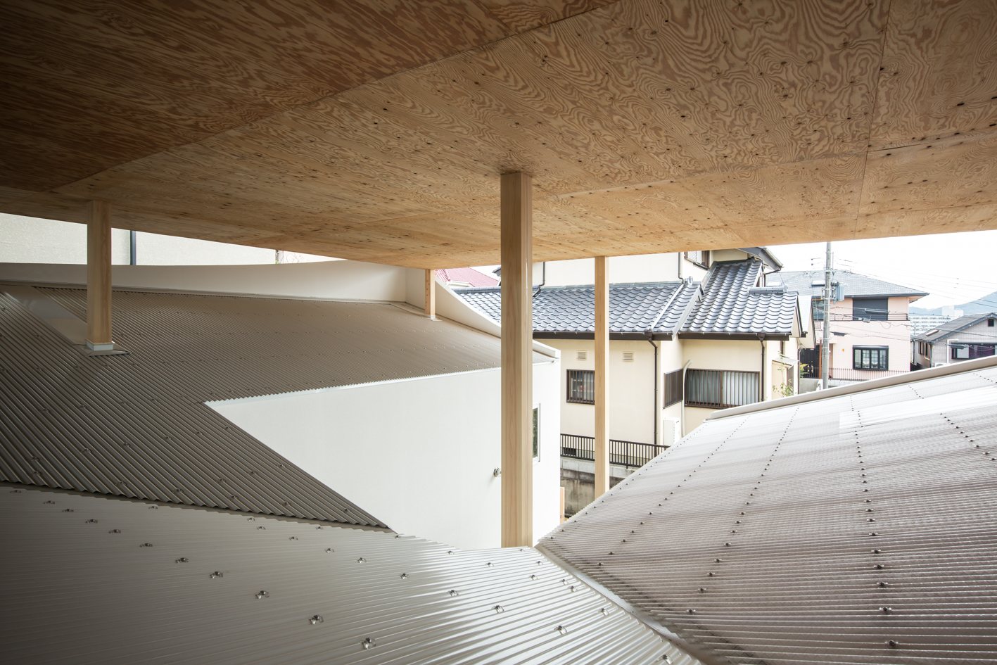 Floating-roof house by Masahiro Miyake (y+M design office) - Architizer