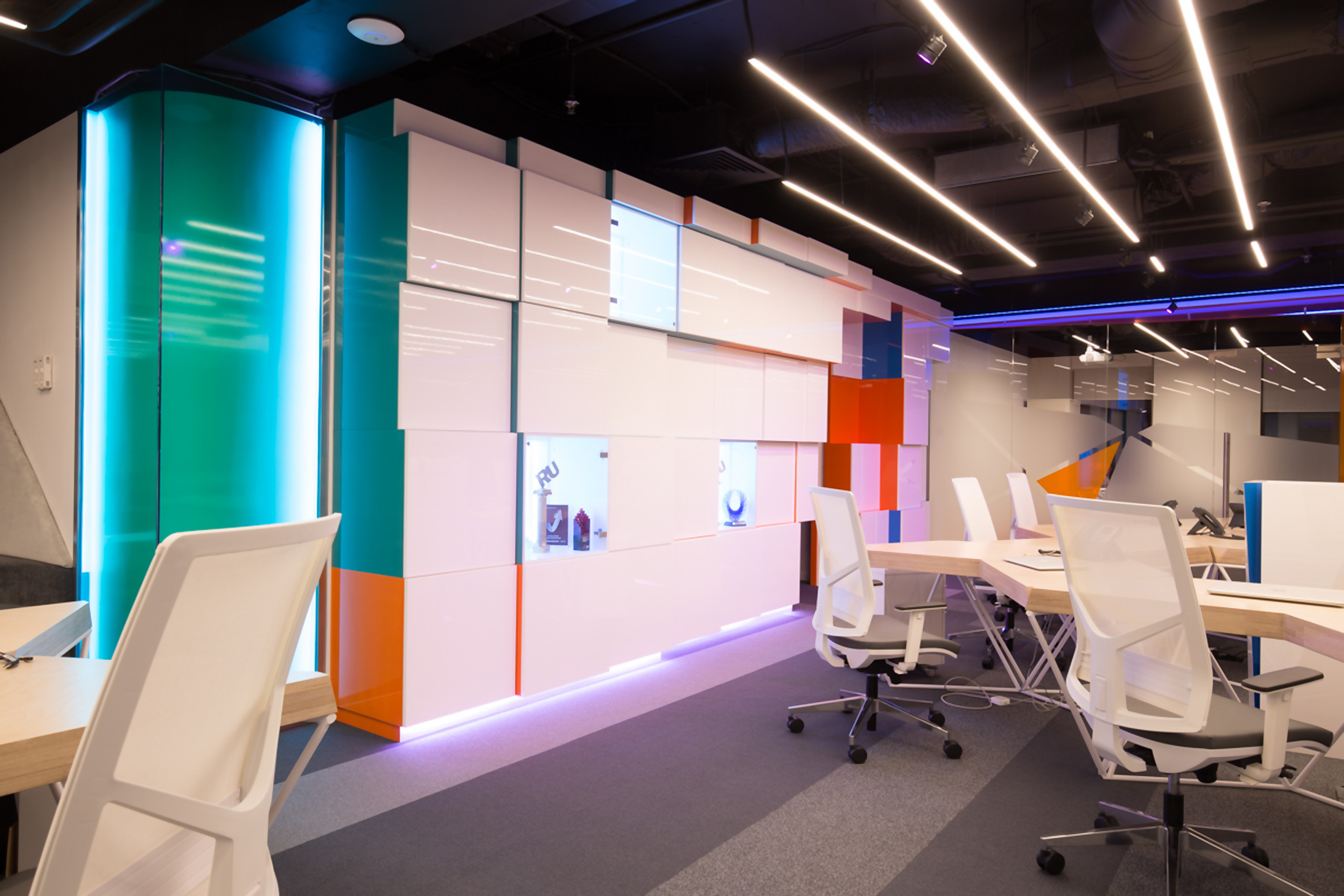 1S-Bitrix office in Moscow by www.cih.ru - Architizer