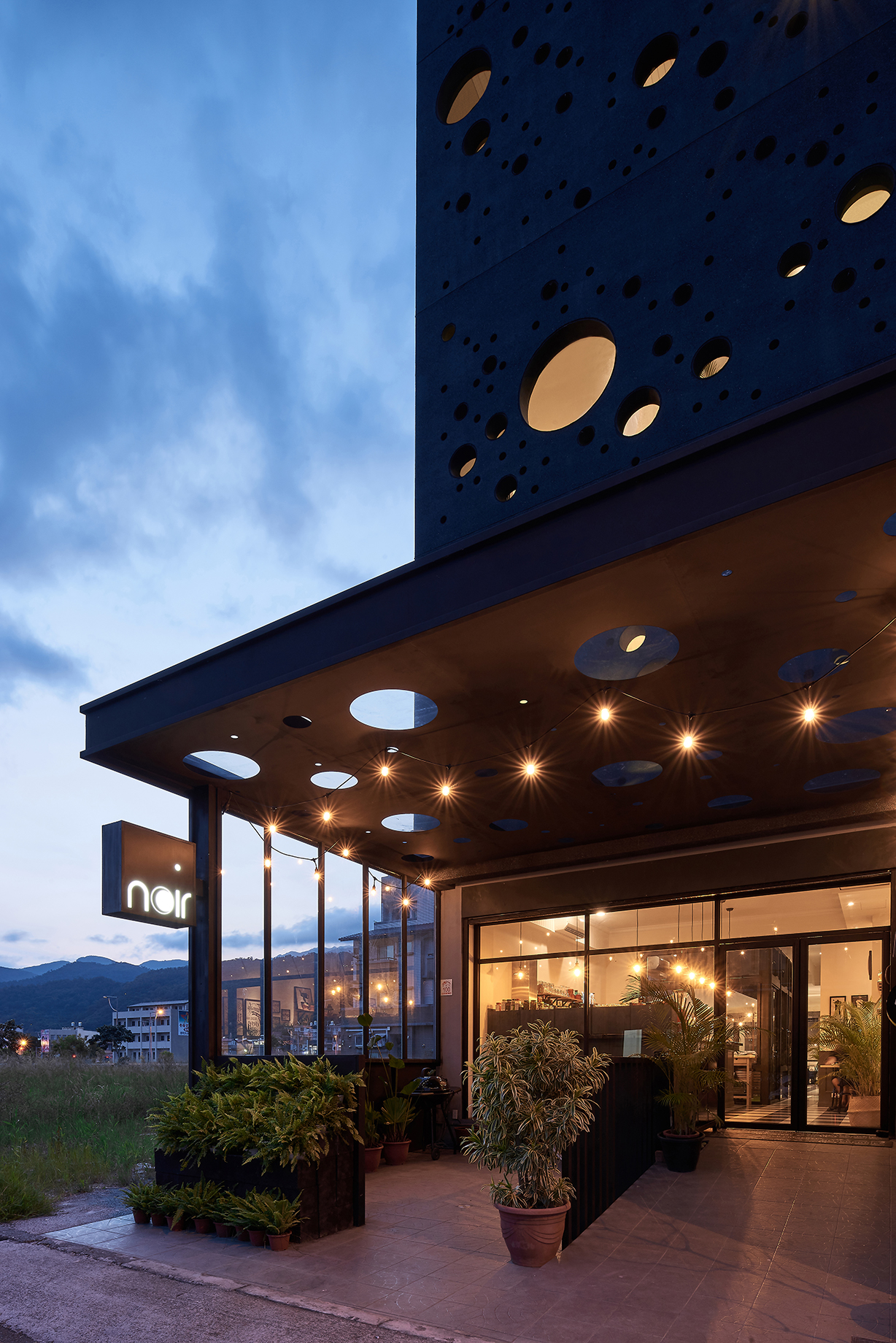 Idea 2593409: Onyx Lit House by Emerge architects & associates ...