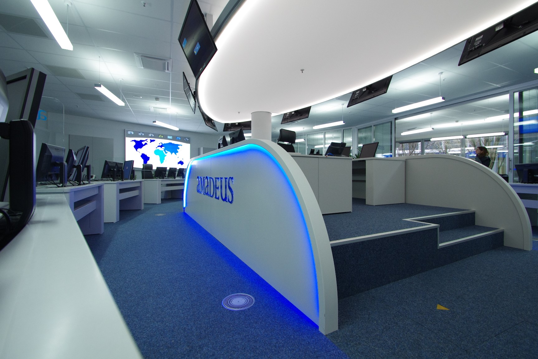 Amadeus’ operation room of their computer centre in Erding by livebau ...